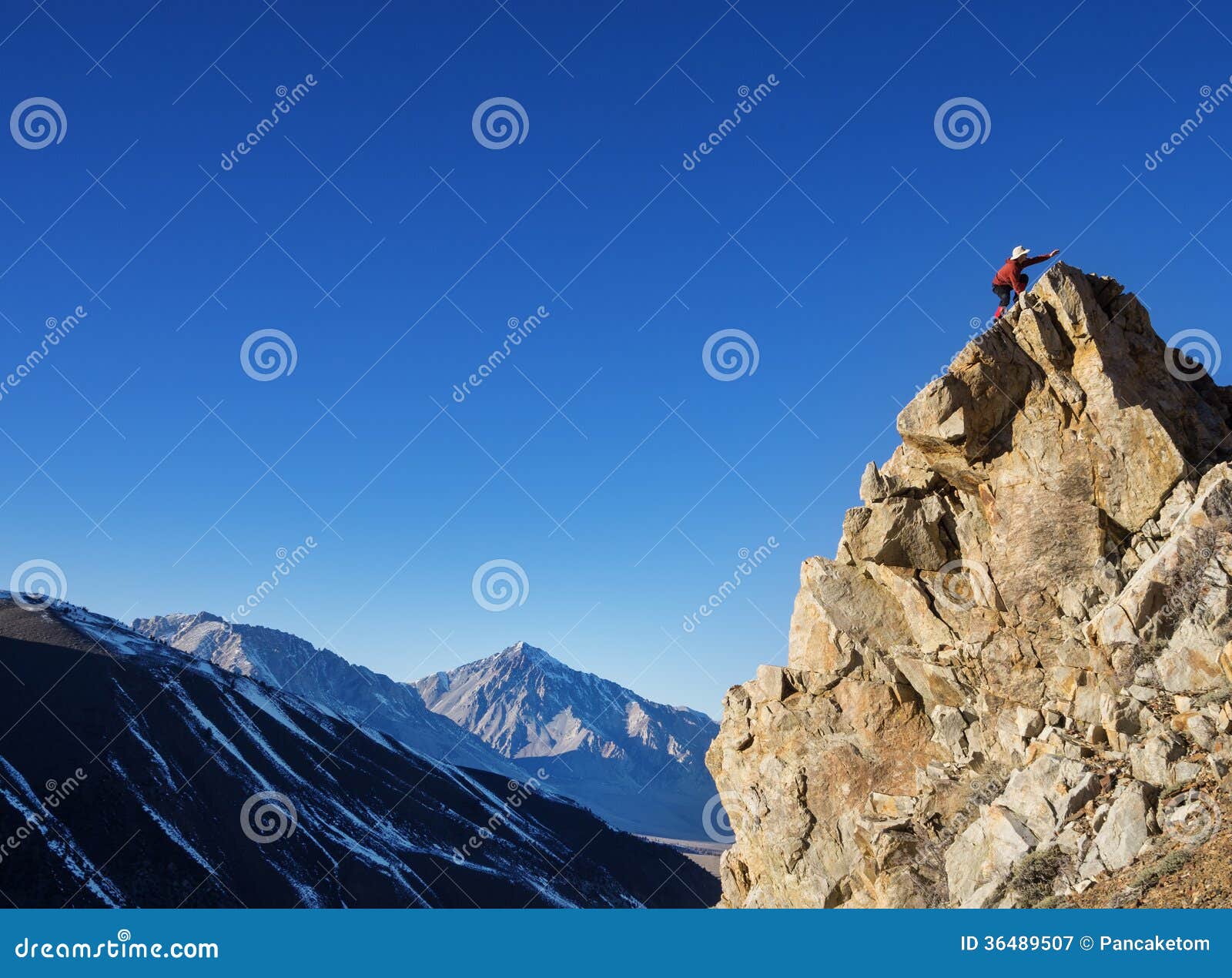 Raggiungimento Della Cima Della Montagna Immagine Stock - Immagine di ...