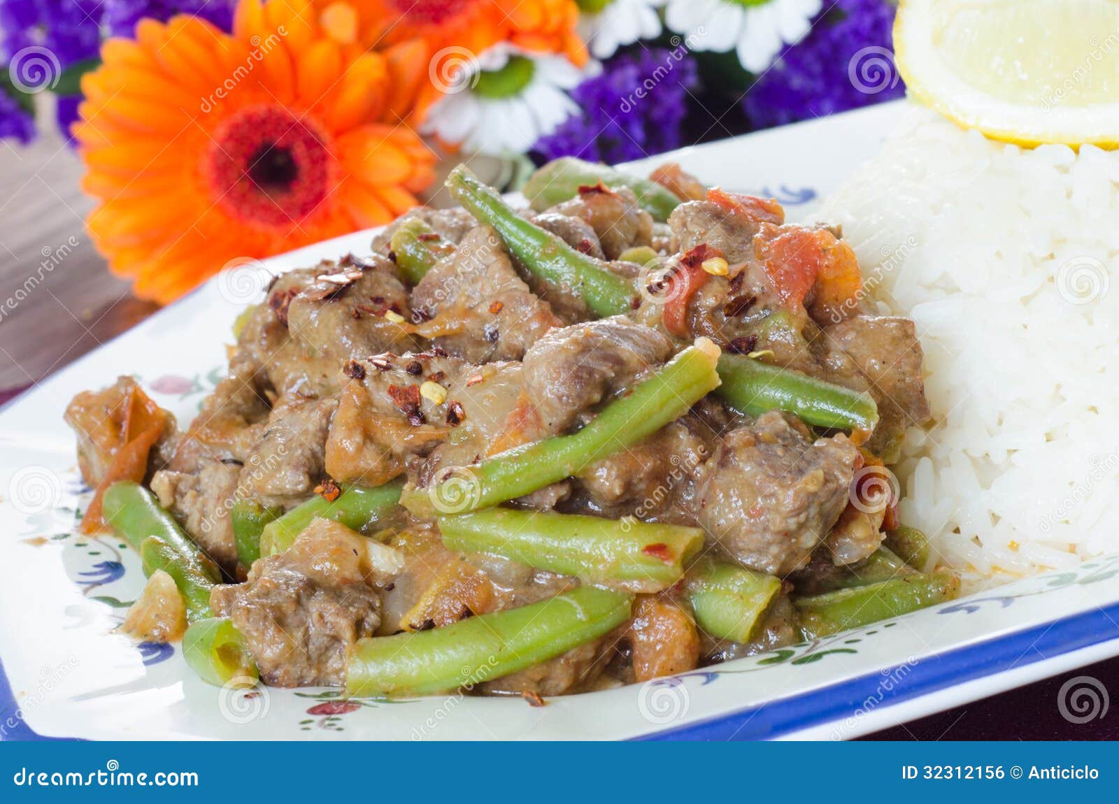 Ragoût De Boeuf Avec Les Haricots Verts Et Le Riz Photo stock - Image ...