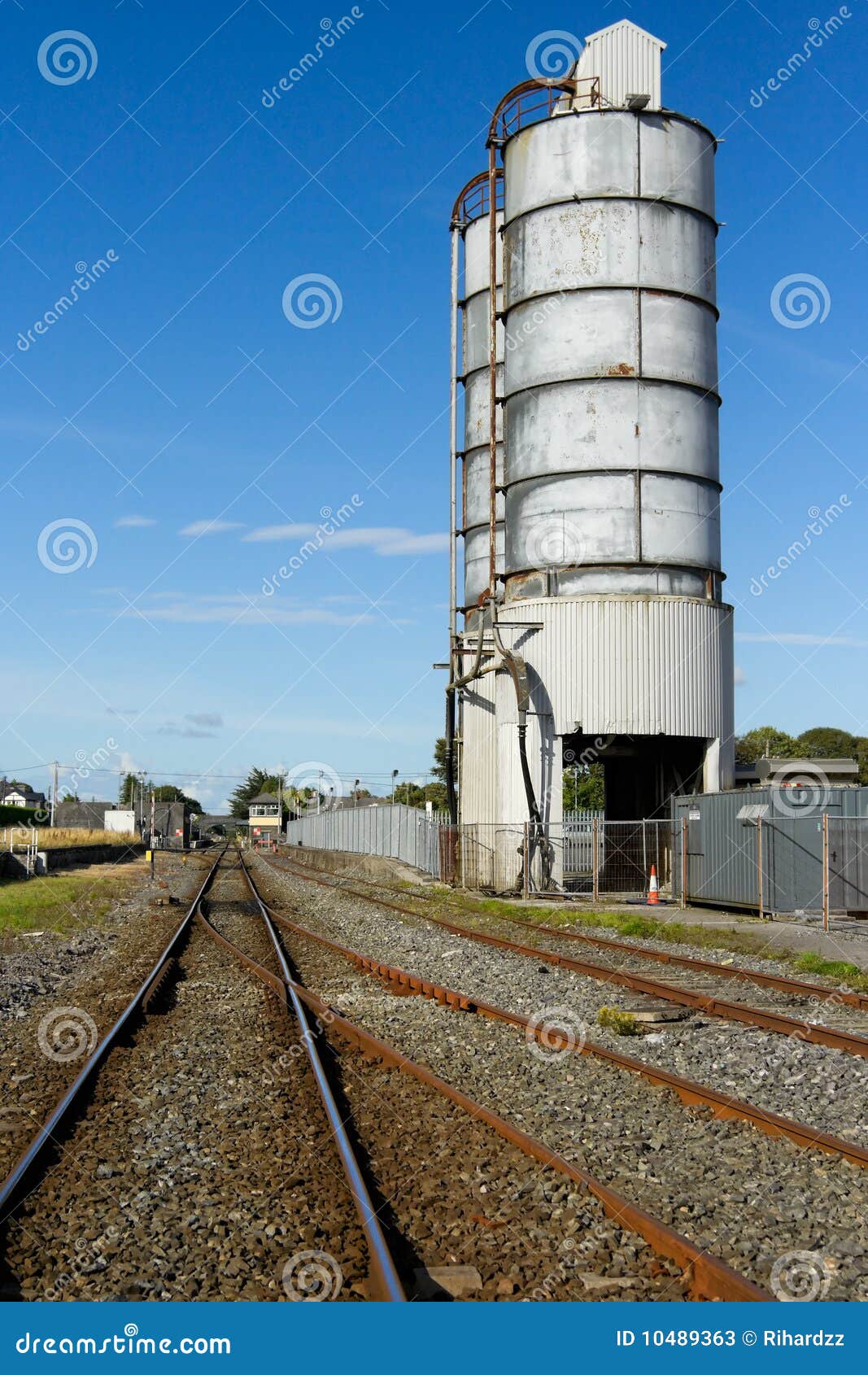 Railroad and fuel tanks stock image. Image of cargo, pursuit - 10489363