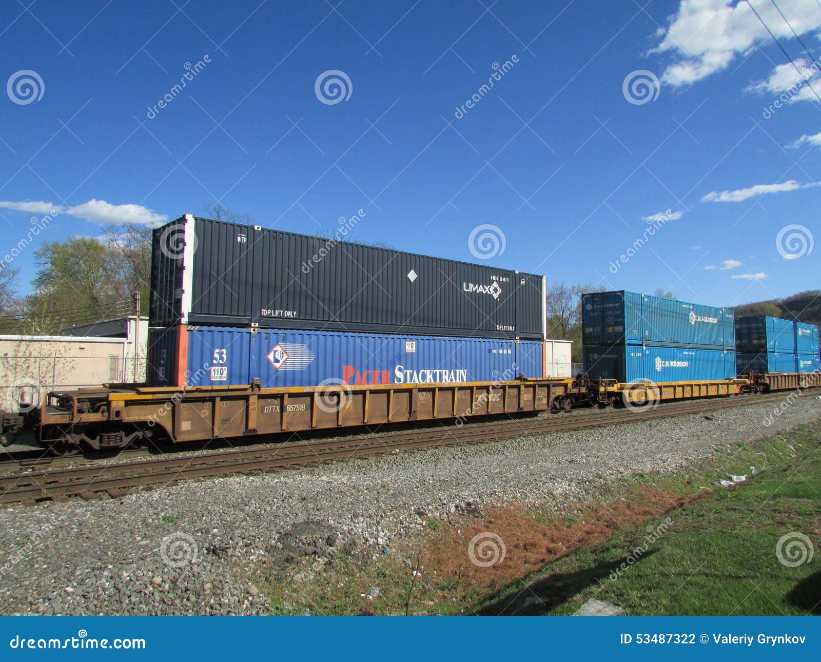 Railroad Les Voitures De Plate-forme Avec Le Meneur De Train Stacktrain ...