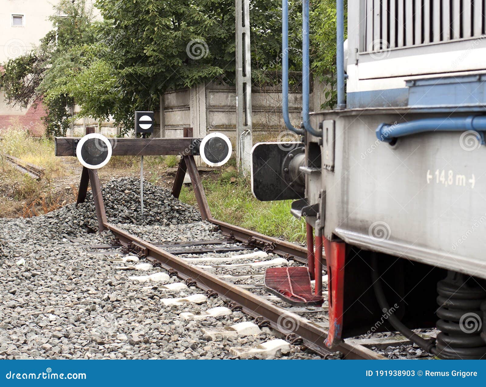 Railway buffer stop stock image. Image of shunting, locomotive - 191938903