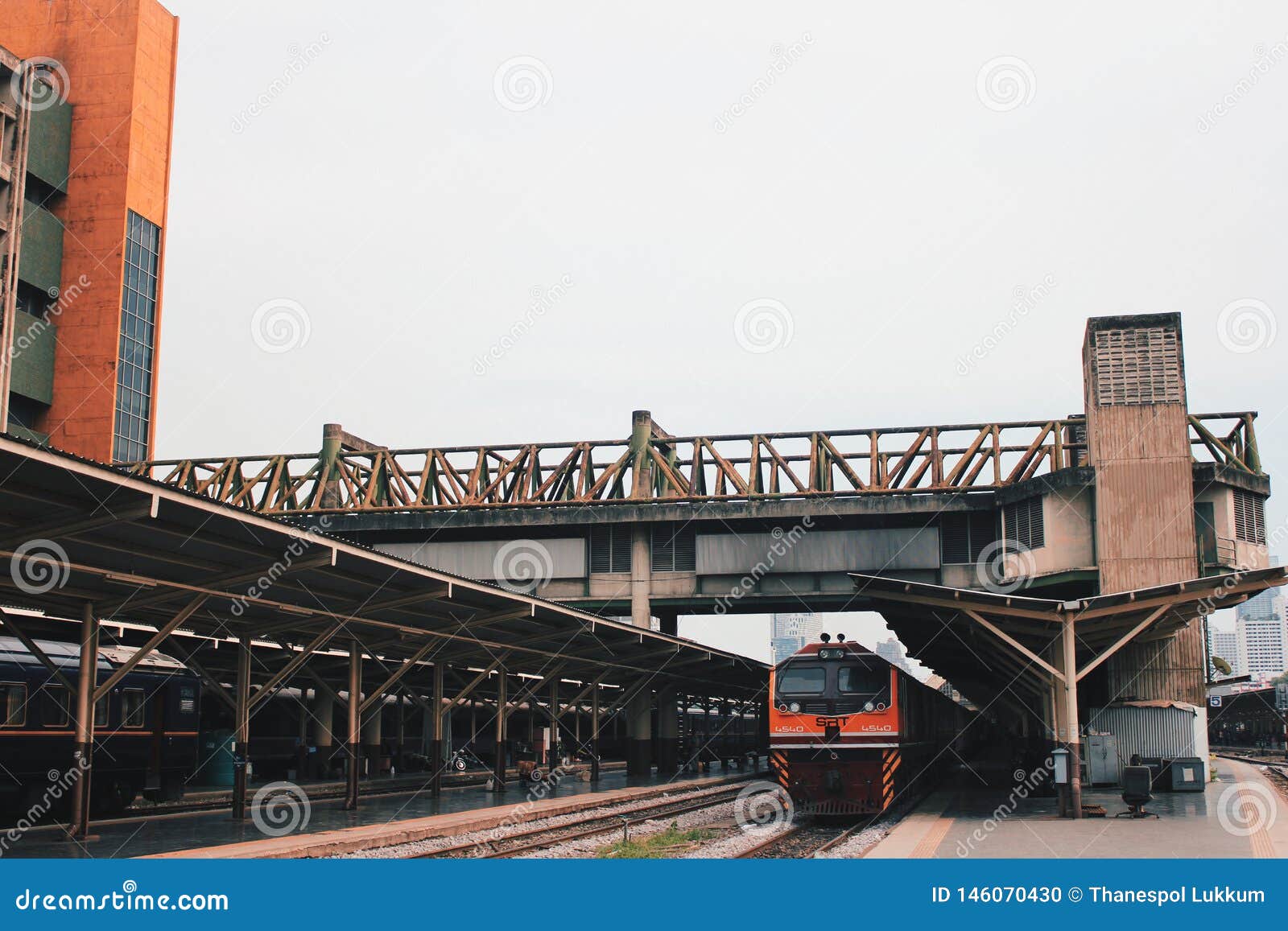 Railway station train editorial image. Image of building - 146070430