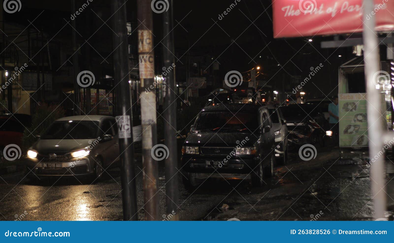 Rain on a Beautiful Sunday Night Dengan Objek Mobil Editorial Photo ...