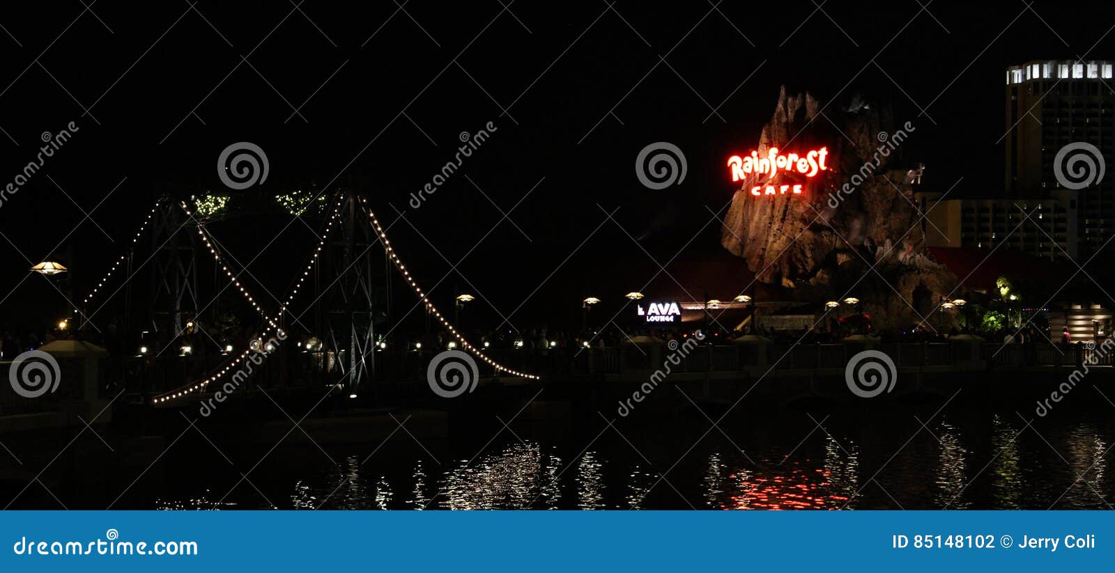 Rainforest Cafe` Volcano Erupts Editorial Photography - Image of drinks ...