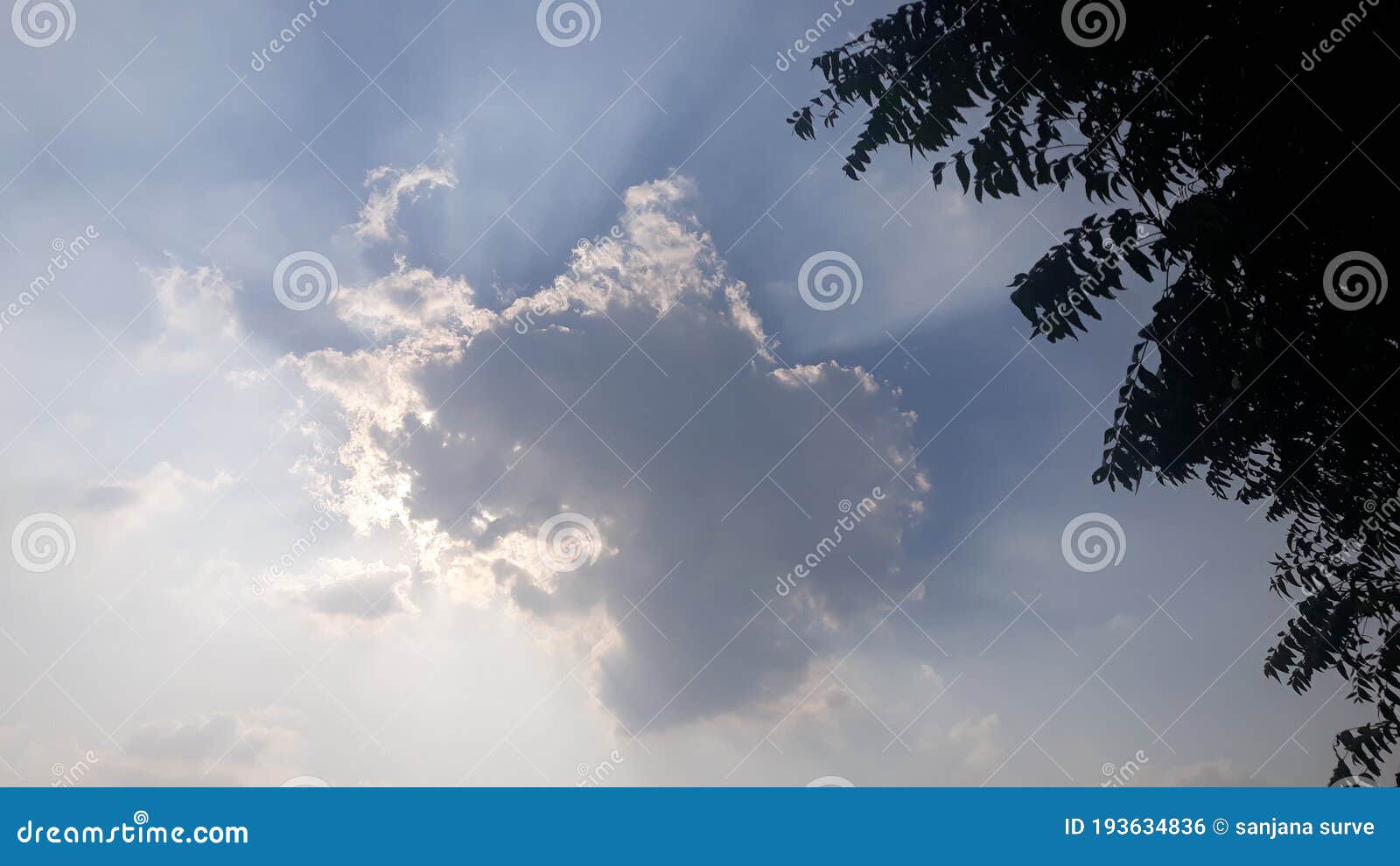 Raios luminosos brilhantes foto de stock. Imagem de noite - 193634836