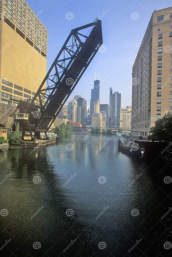 Raised Drawbridge, Chicago, Illinois Editorial Image - Image of raising ...