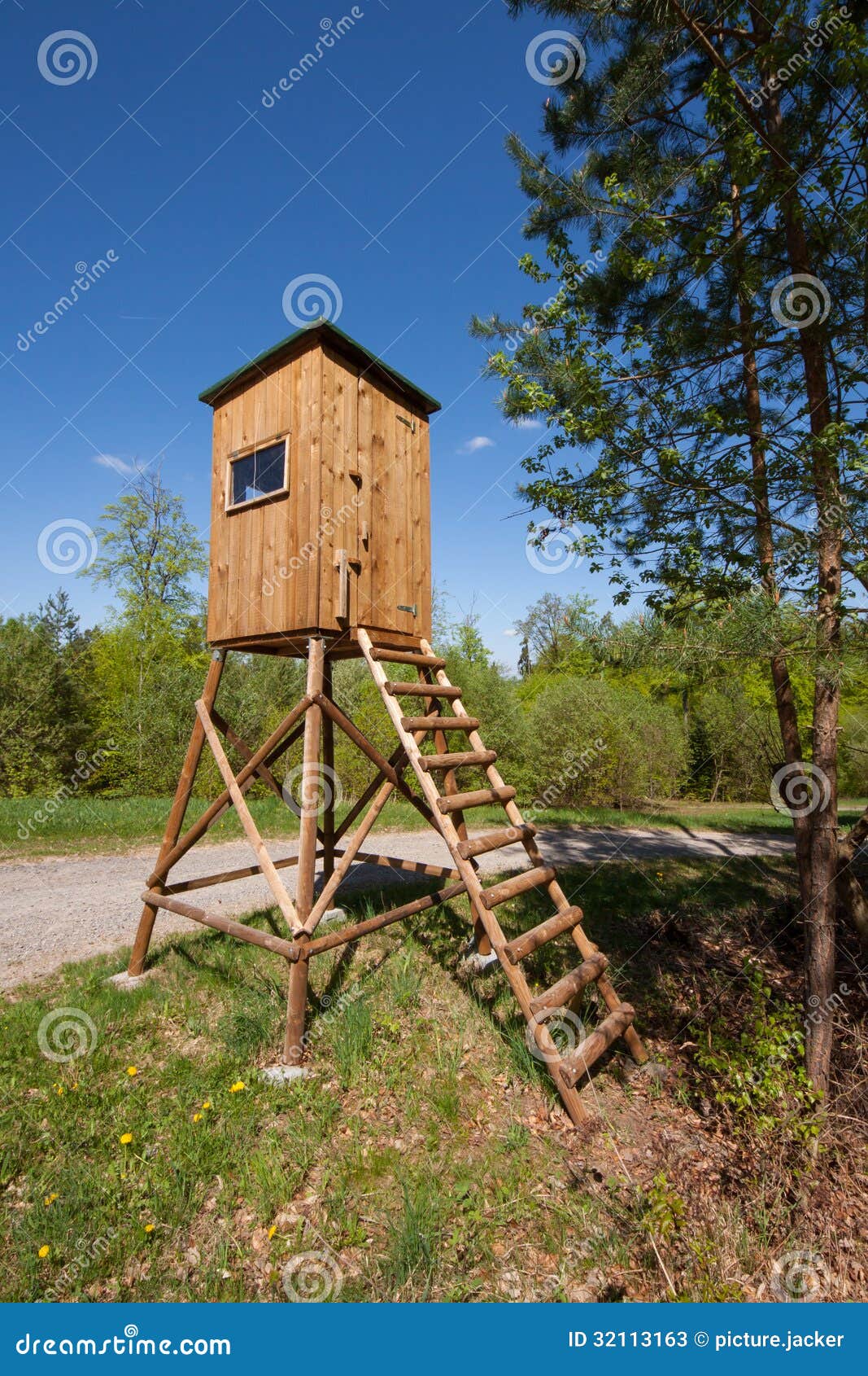 Raised hide 1 stock image. Image of summer, forest, hide - 32113163