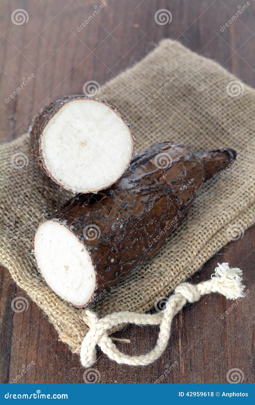 Raiz da mandioca foto de stock. Imagem de tropical, marrom - 42959618