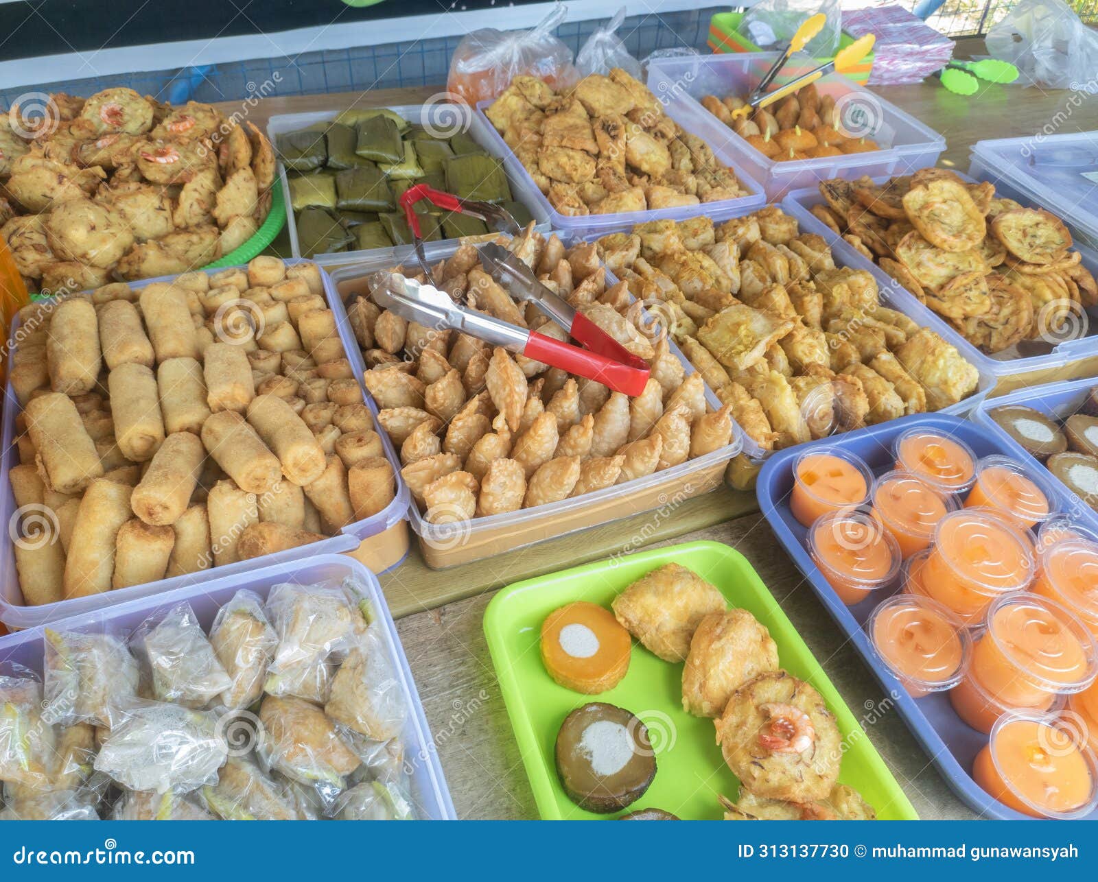 Ramadan Bazaar Sells Various Types of Traditional Indonesian Cake ...