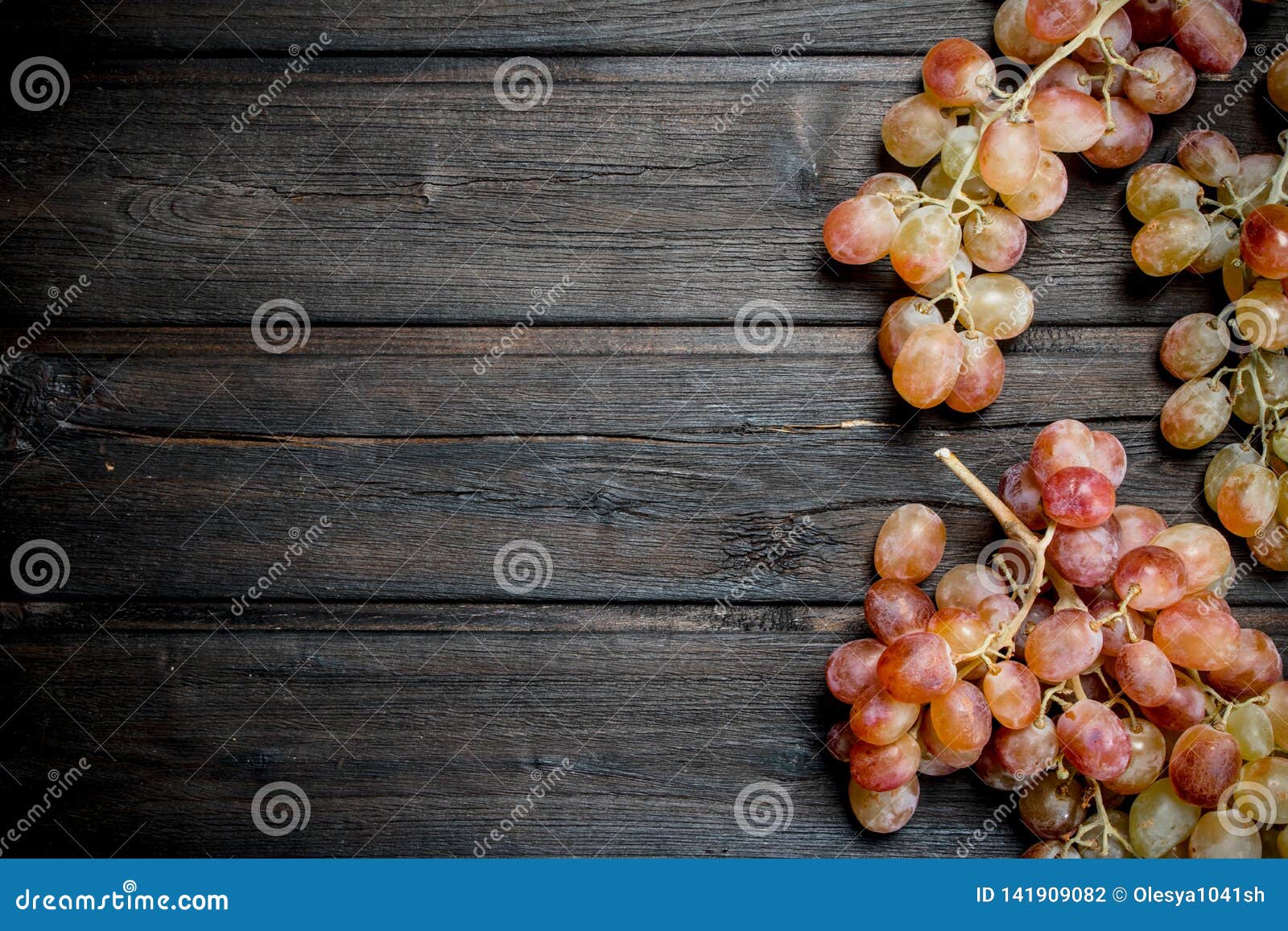 Ramas de uvas rosadas foto de archivo. Imagen de fondo - 141909082