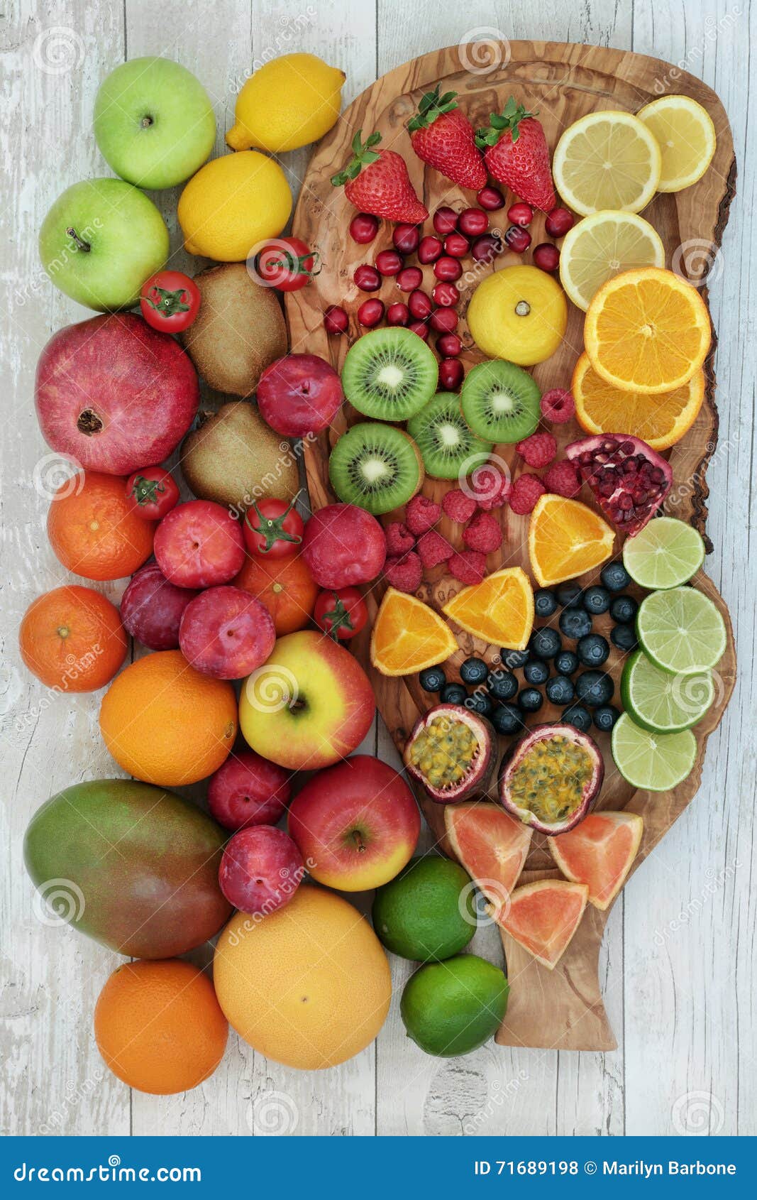 Ramassage de fruit frais photo stock. Image du culinaire - 71689198