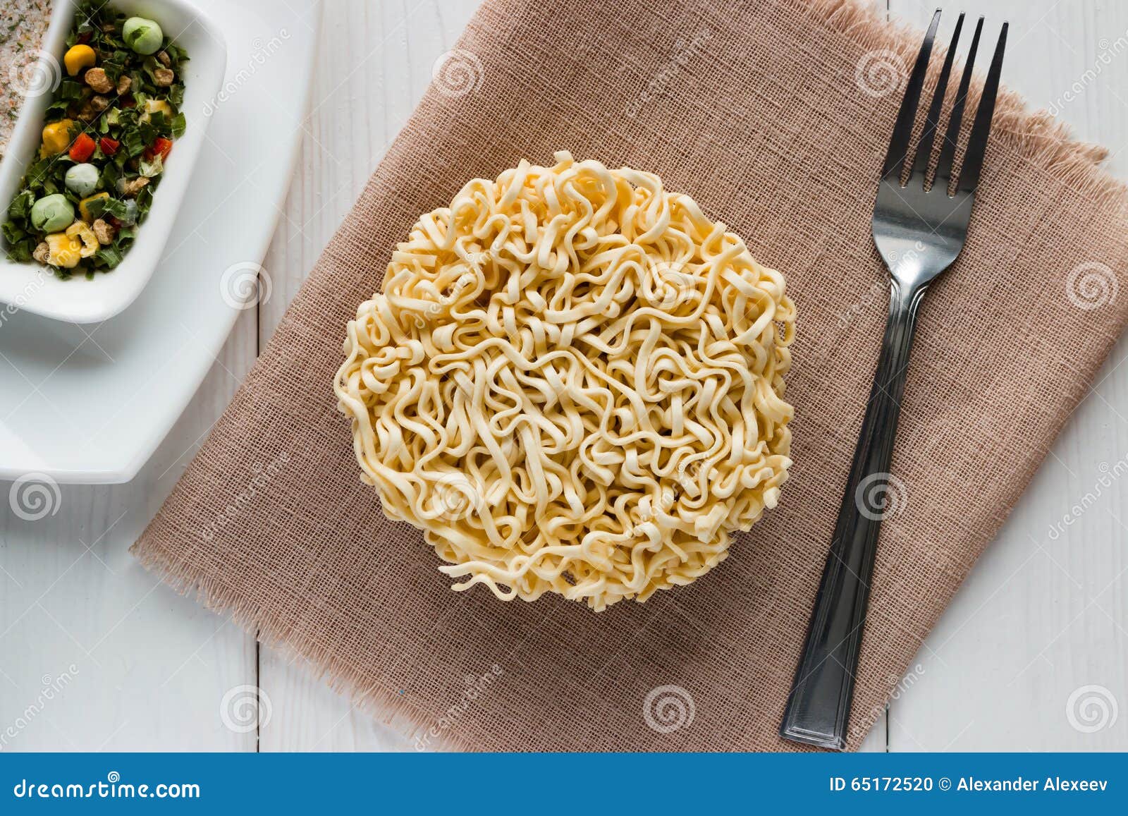 Ramen y condimentos secos foto de archivo. Imagen de pastas - 65172520