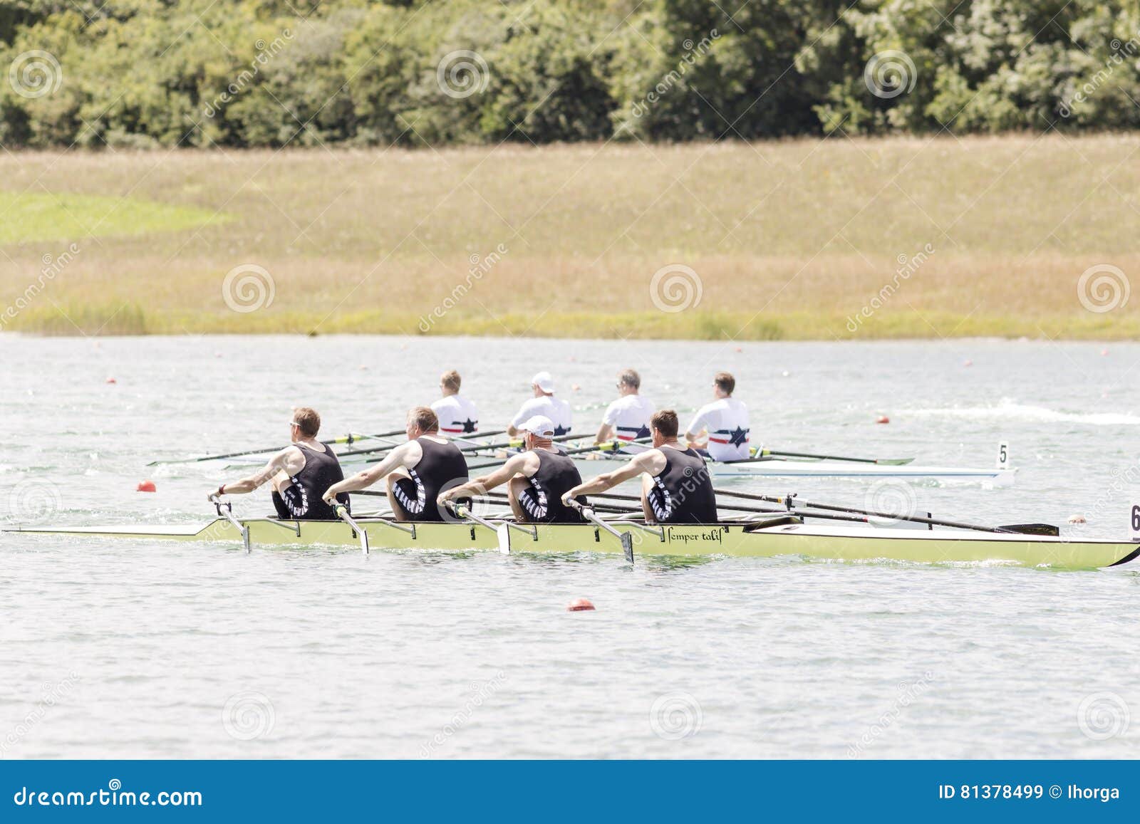 Rameurs Dans Des Bateaux à Rames Dans Un Lac Image stock éditorial ...