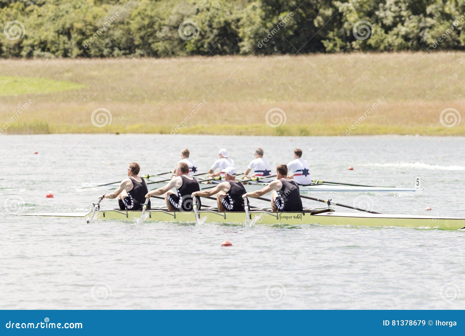 Rameurs Dans Des Bateaux à Rames Dans Un Lac Image stock éditorial ...