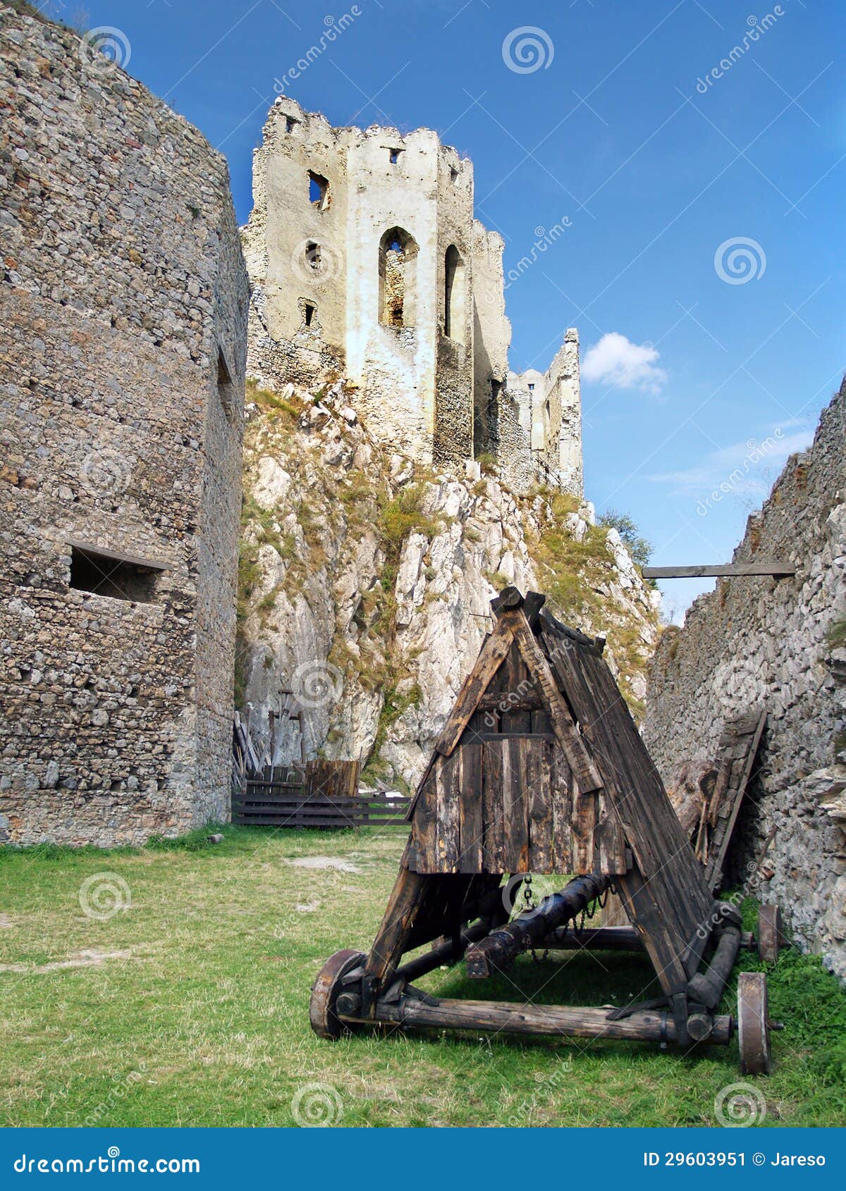 Rammbock Unter Schloss Von Beckov Stockbild - Bild von defensiv ...