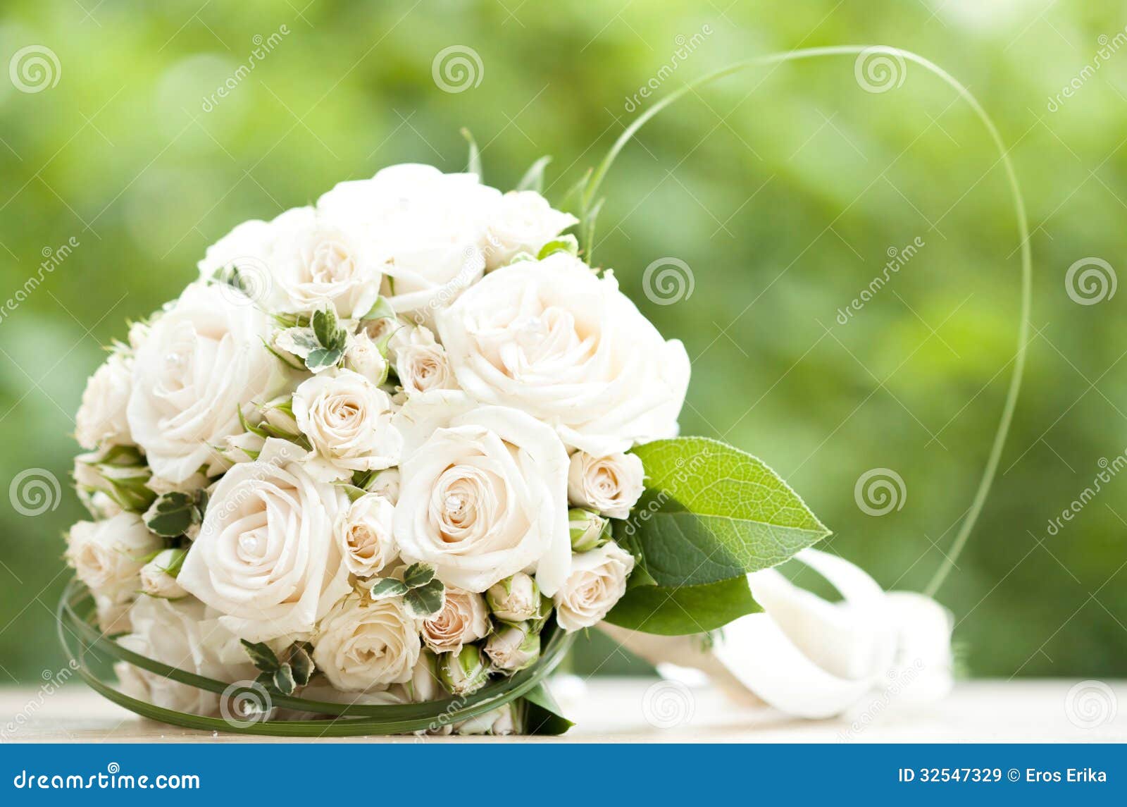 Ramo blanco de la boda imagen de archivo. Imagen de memorias - 32547329