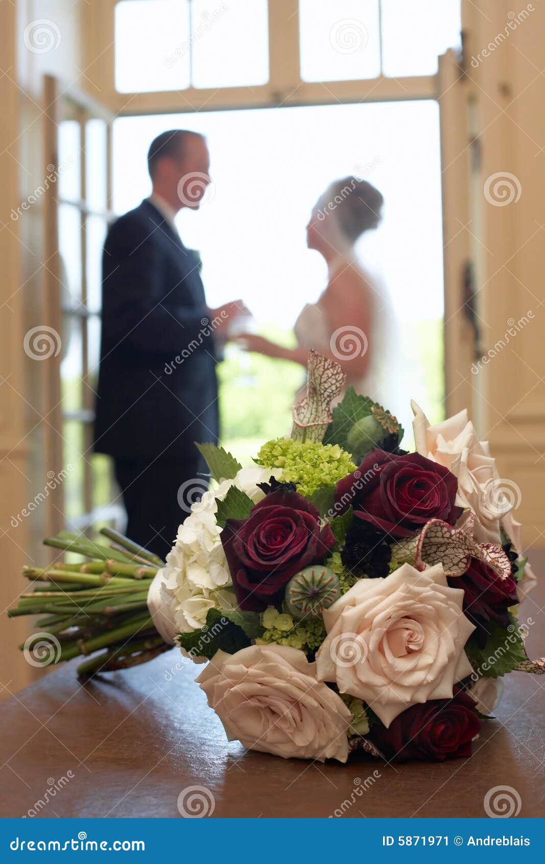 Ramo Con La Novia Y El Novio Imagen de archivo - Imagen de elegancia ...