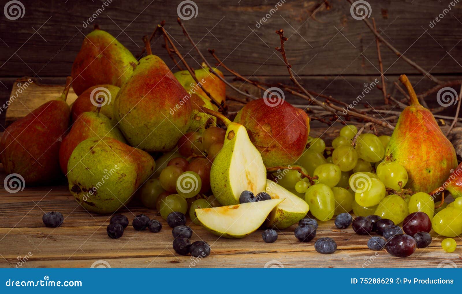 Ramo Das Uvas E De Uma Pera Deliciosa No Fundo De Madeira Imagem de ...