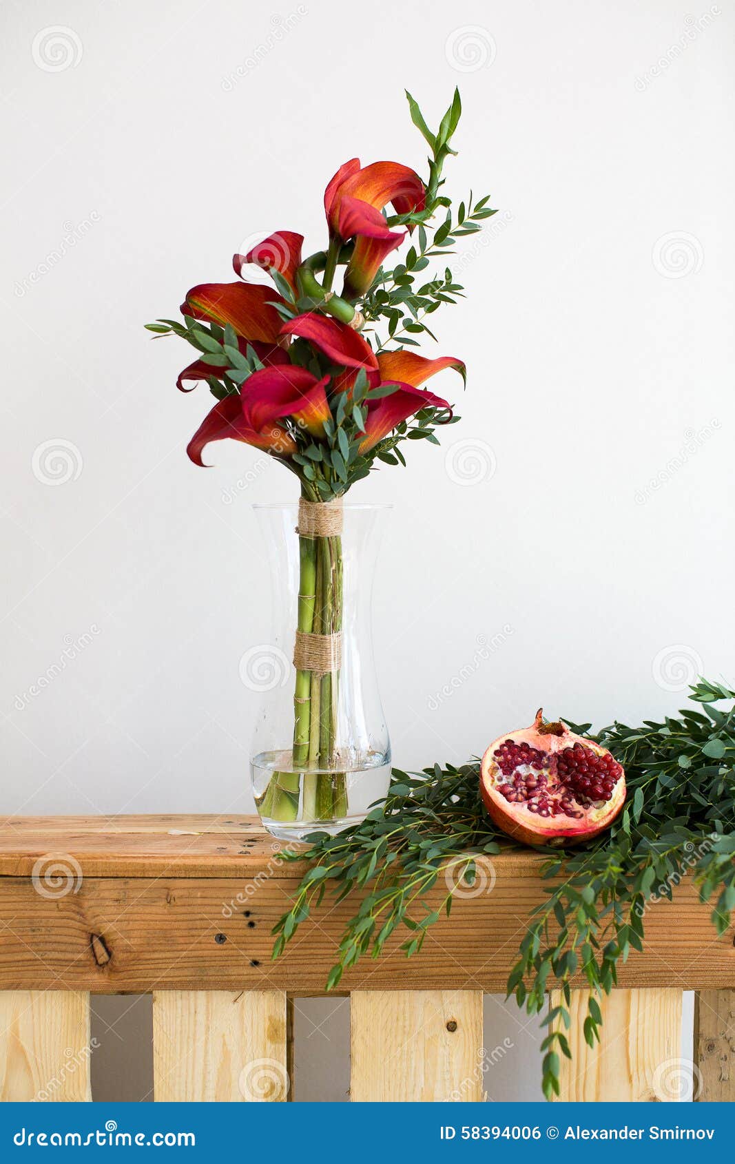 Ramo De Calas Rojas En Un Florero De Cristal Foto de archivo - Imagen ...