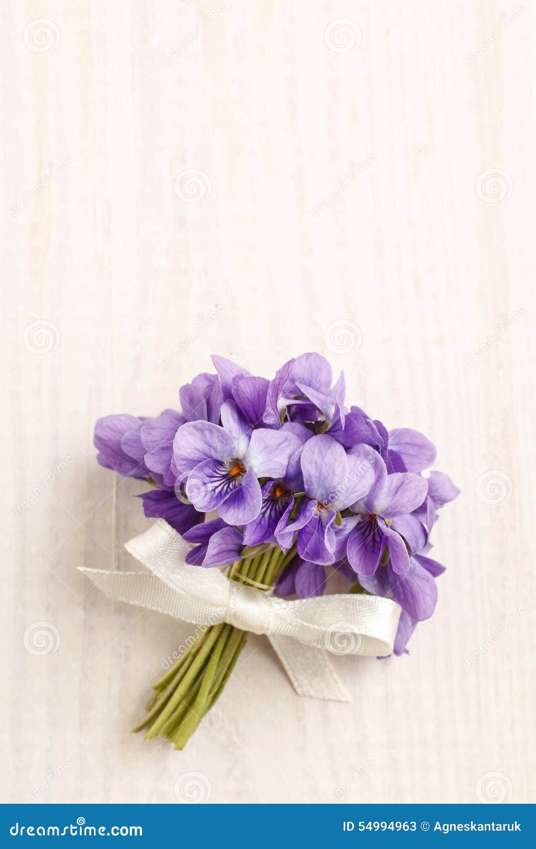 Ramo De Flores Violetas (Viola Odorata) En La Madera Imagen de archivo ...