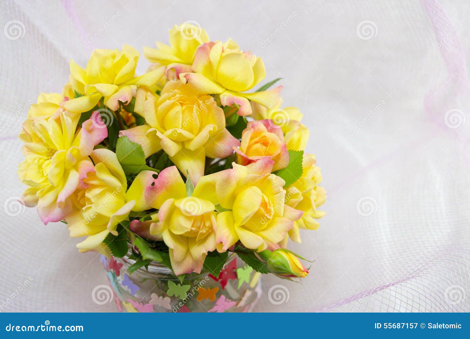 Ramo de rosas amarillas imagen de archivo. Imagen de rosas - 55687157