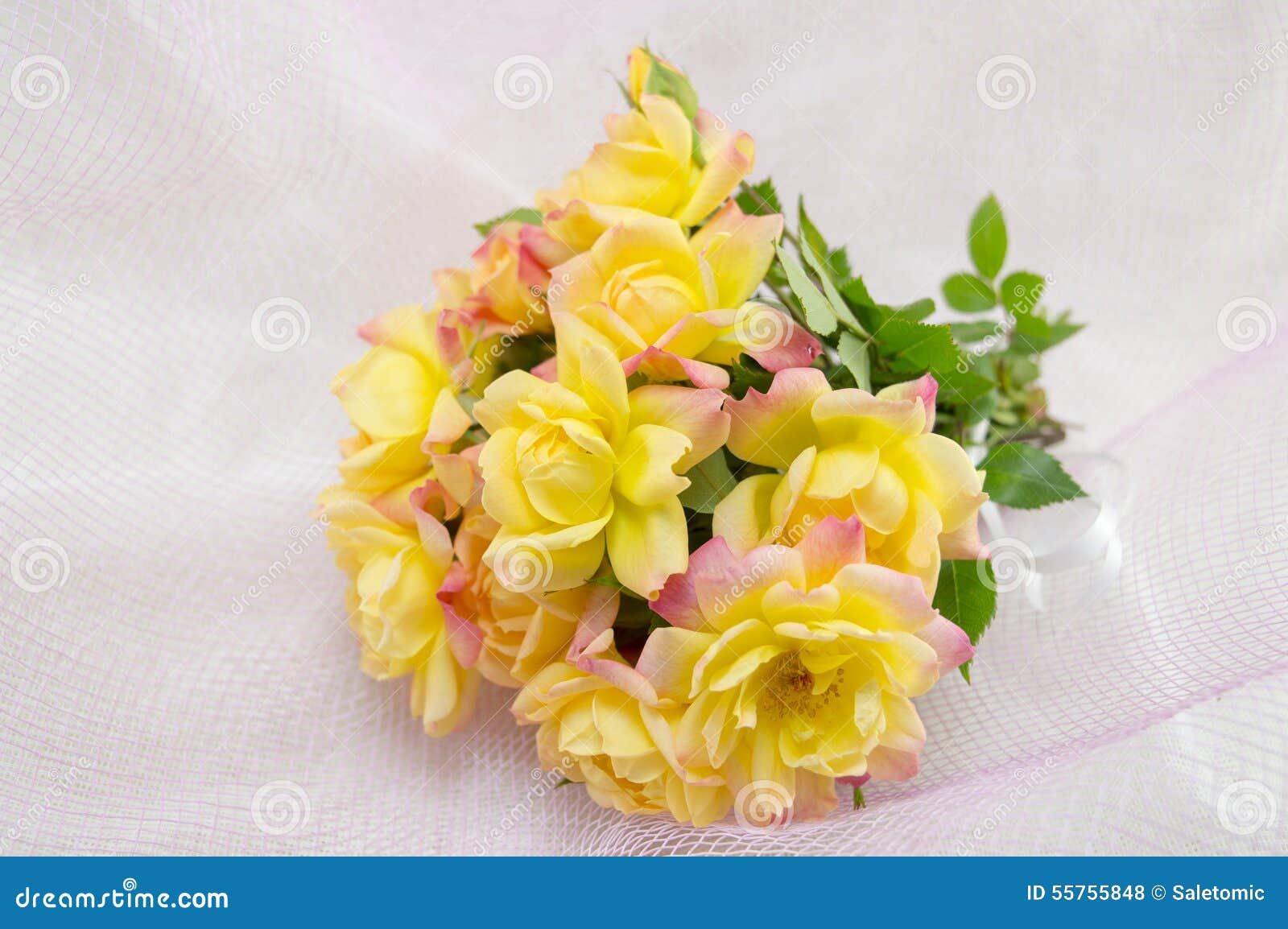 Ramo de rosas amarillas foto de archivo. Imagen de handmade - 55755848