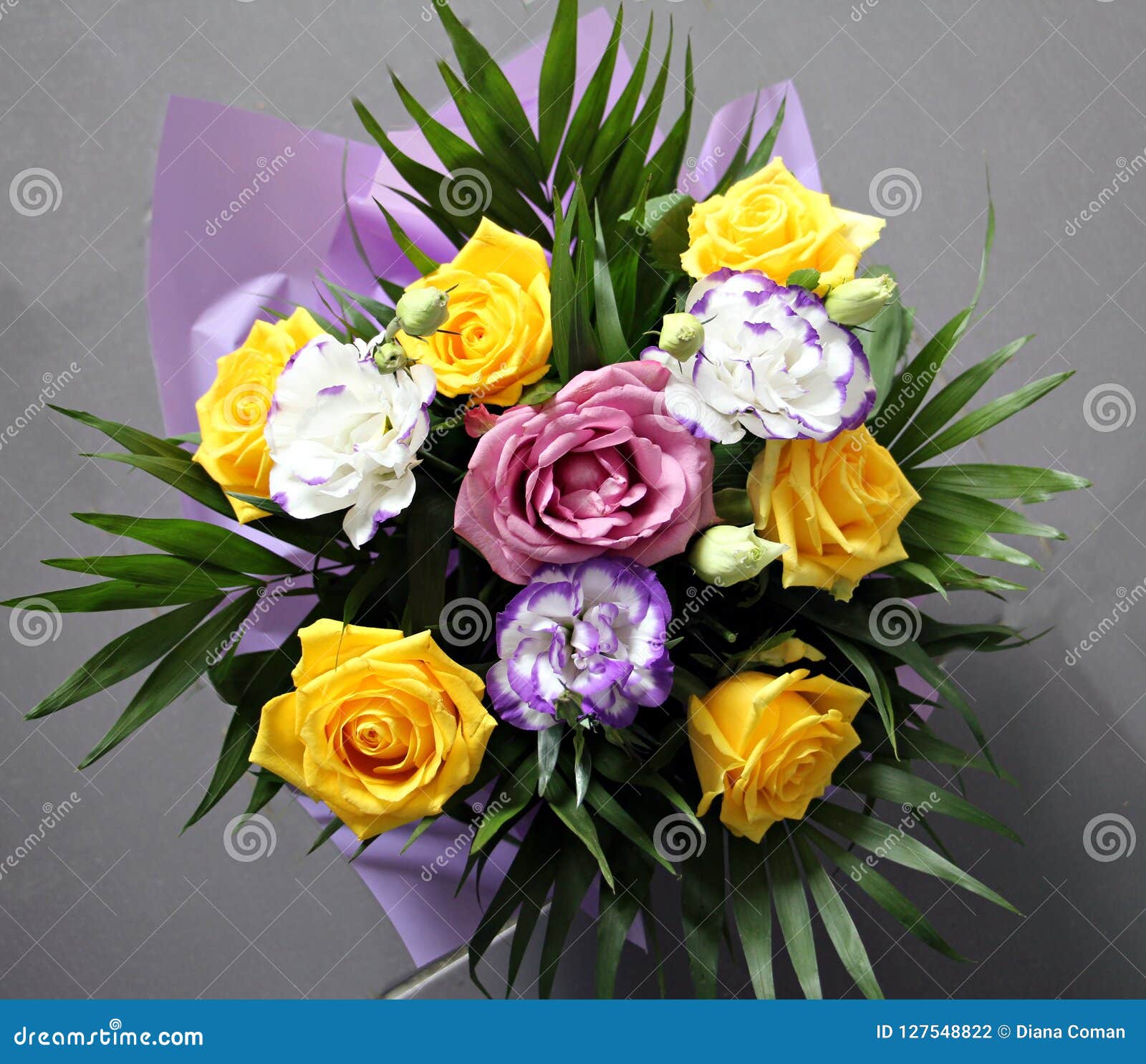 Ramo de rosas hermosas foto de archivo. Imagen de valentina - 127548822