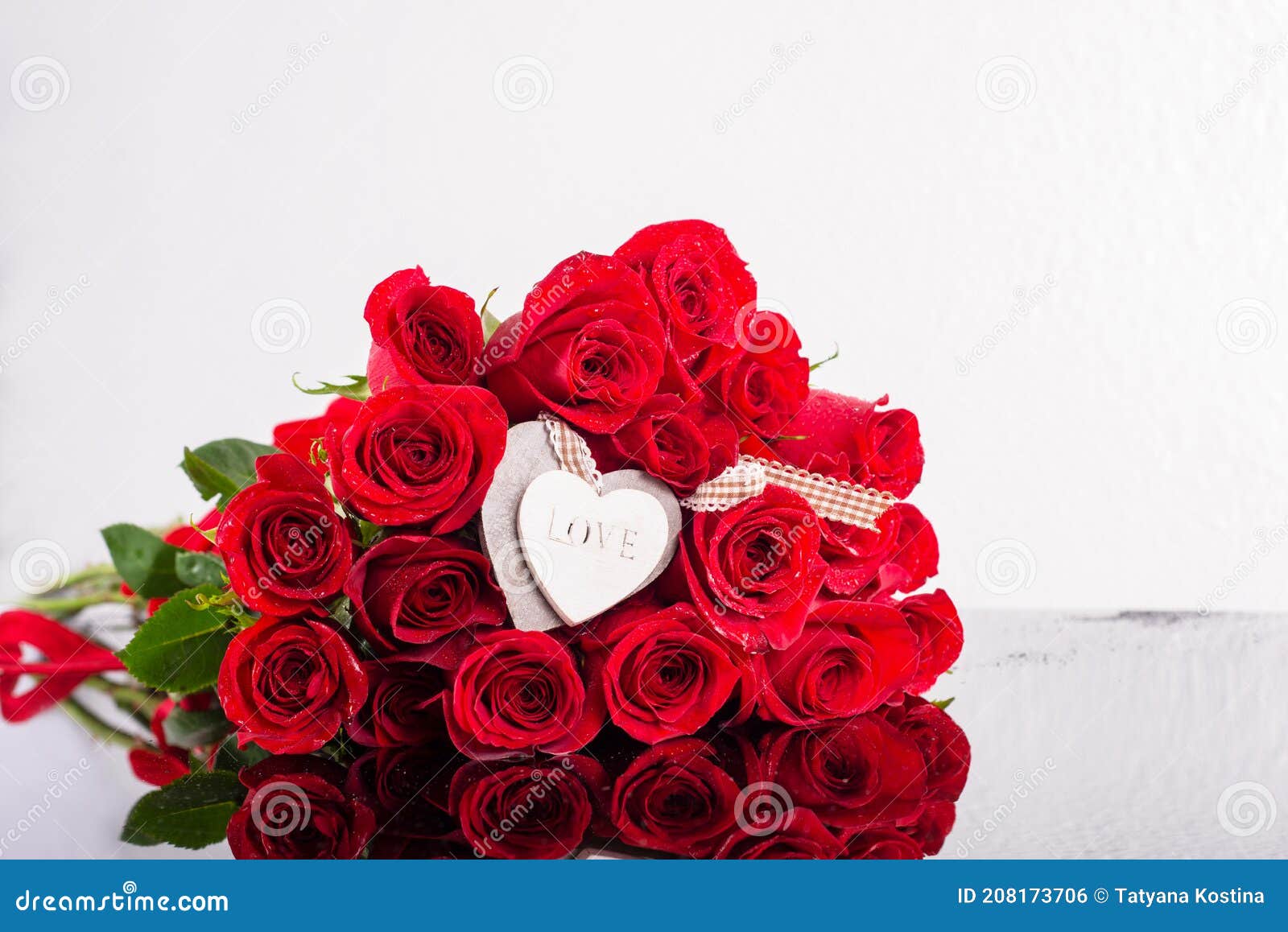 Ramo De Rosas Rojas Con Corazones De Madera En Una Cinta Se Encuentran