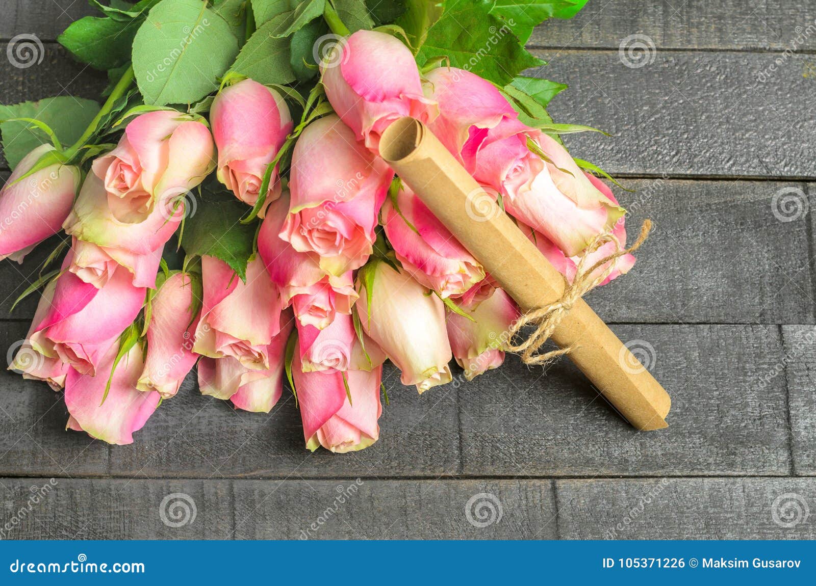Ramo De Rosas Y De Voluta De La Letra Foto de archivo - Imagen de ...