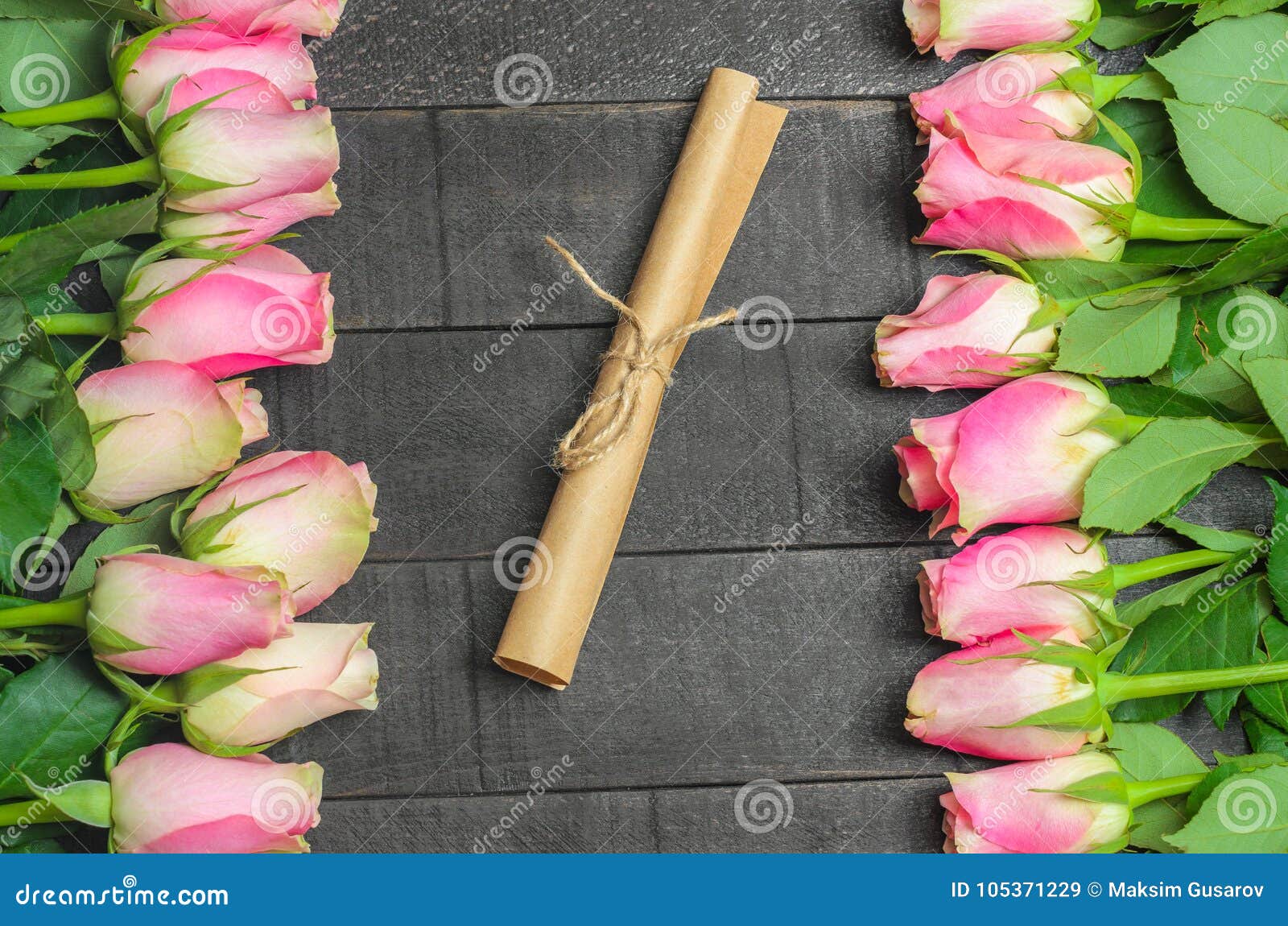 Ramo De Rosas Y De Voluta De La Letra Imagen de archivo - Imagen de ...