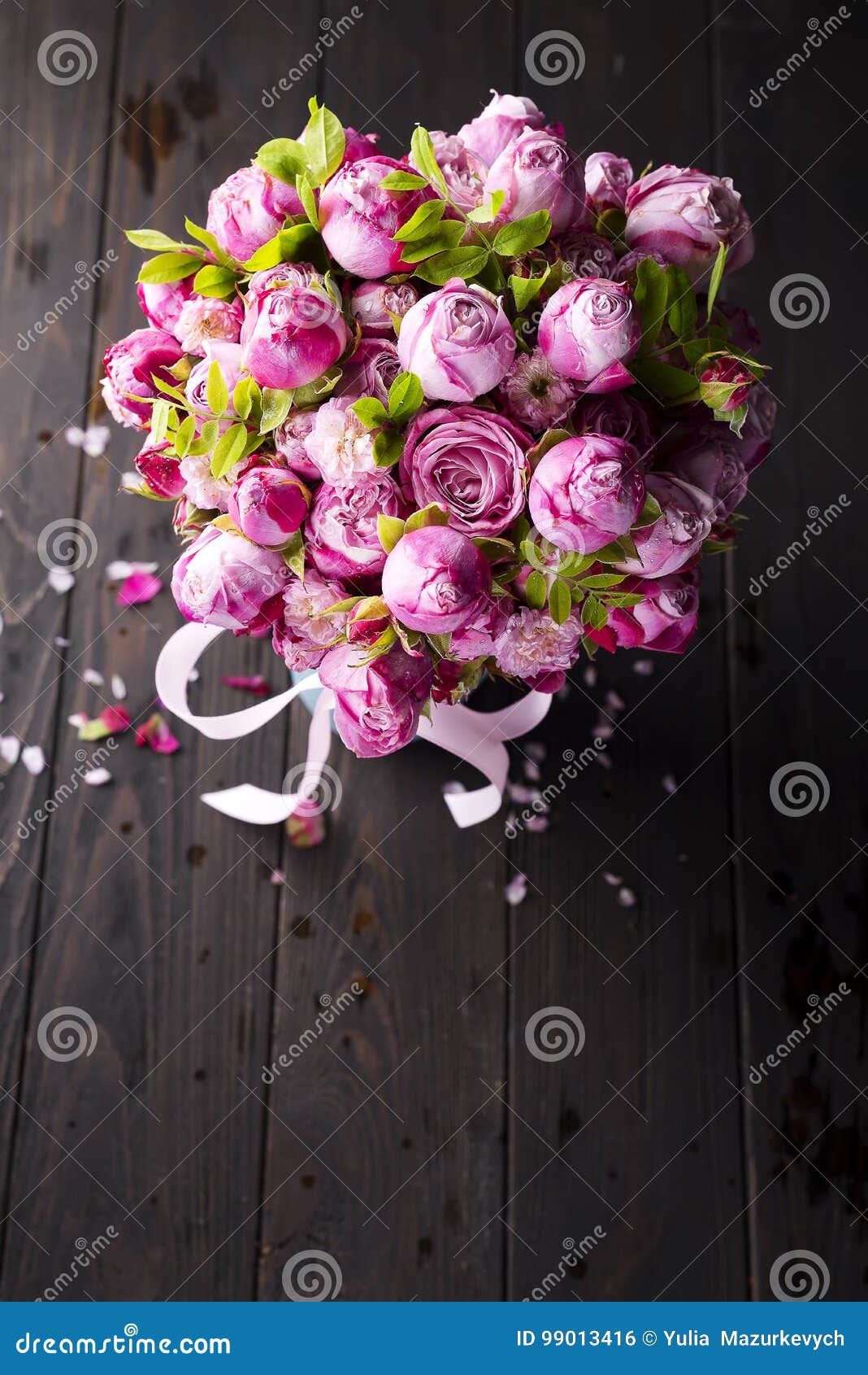 Ramo grande de rosas foto de archivo. Imagen de cristal - 99013416