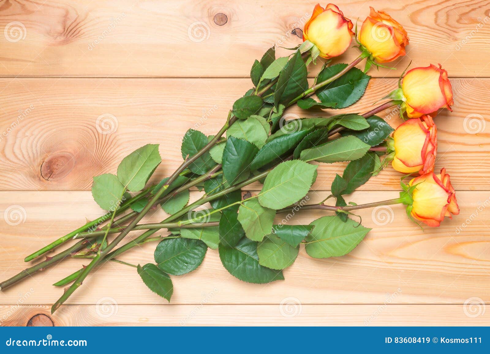 Ramo Hermoso De Cinco Rosas Imagen de archivo - Imagen de verde, fresco ...