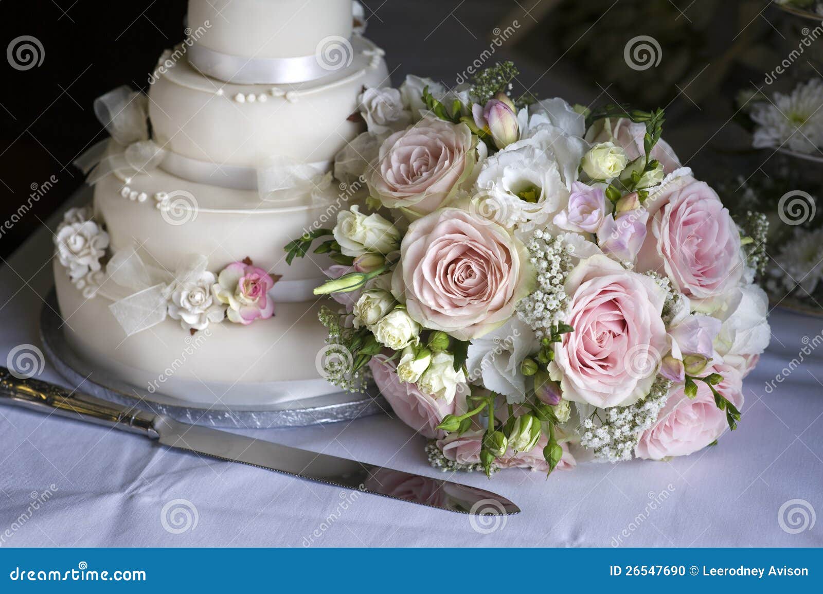 Ramo y torta de la boda foto de archivo. Imagen de flores - 26547690