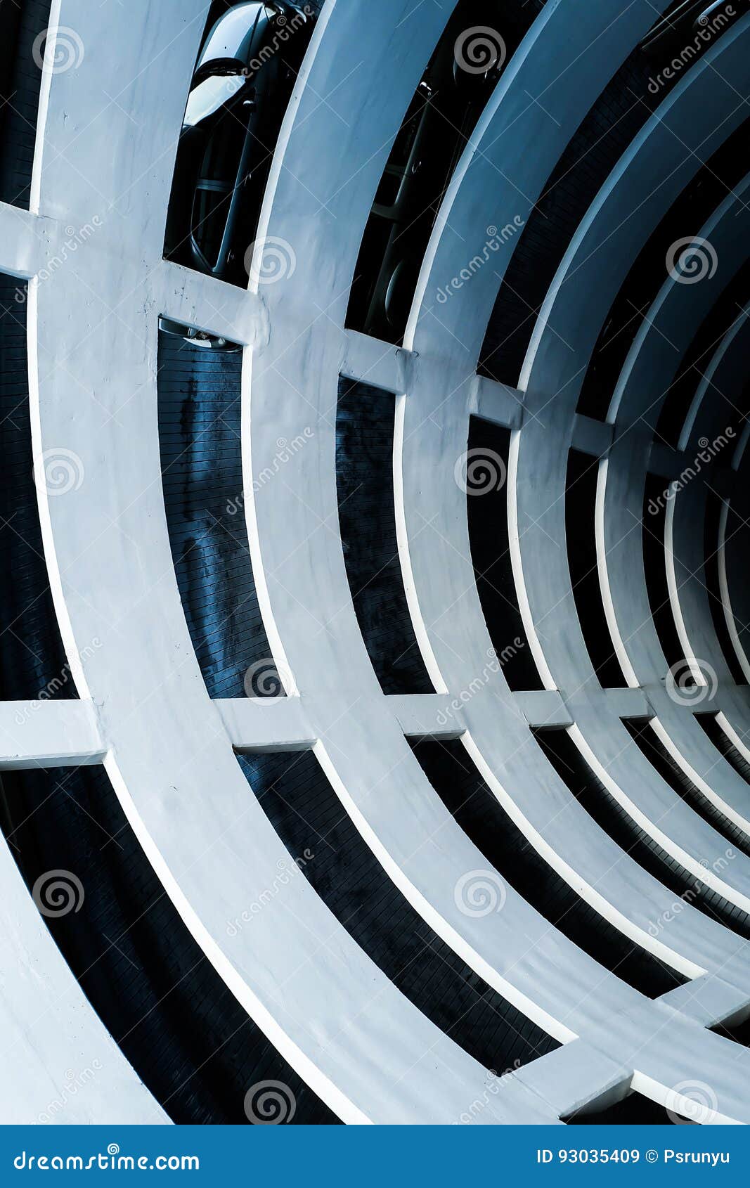 Rampa Circular En Forma De La Vertical Del Parking Imagen de archivo ...