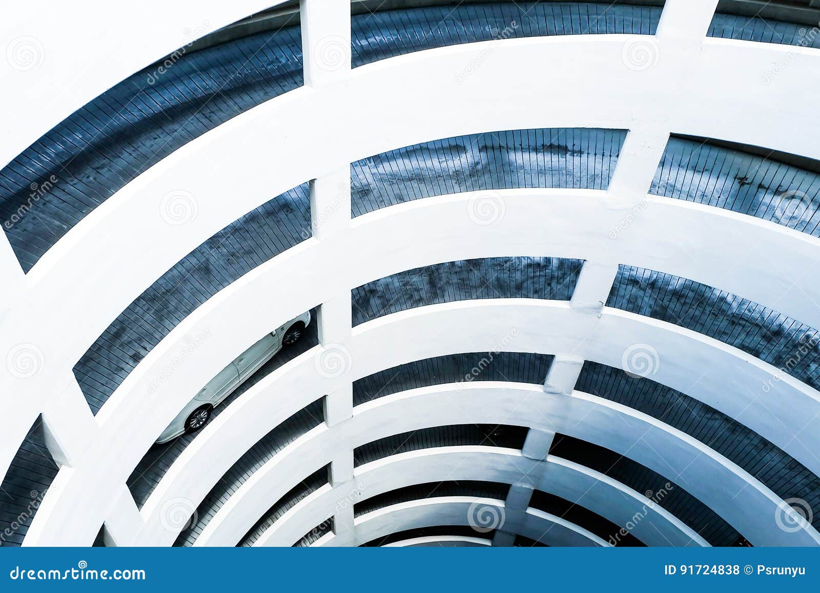 Rampa circular en parking foto de archivo. Imagen de blanco - 91724838