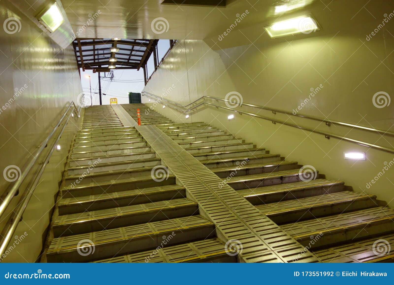 Rampa De Escada Para Atravessar a Passagem Foto de Stock - Imagem de ...