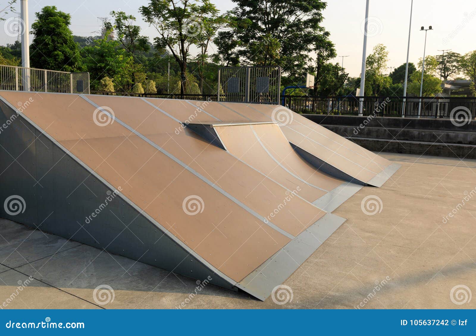 Rampa Del Vert De Skatepark Foto de archivo - Imagen de parque ...