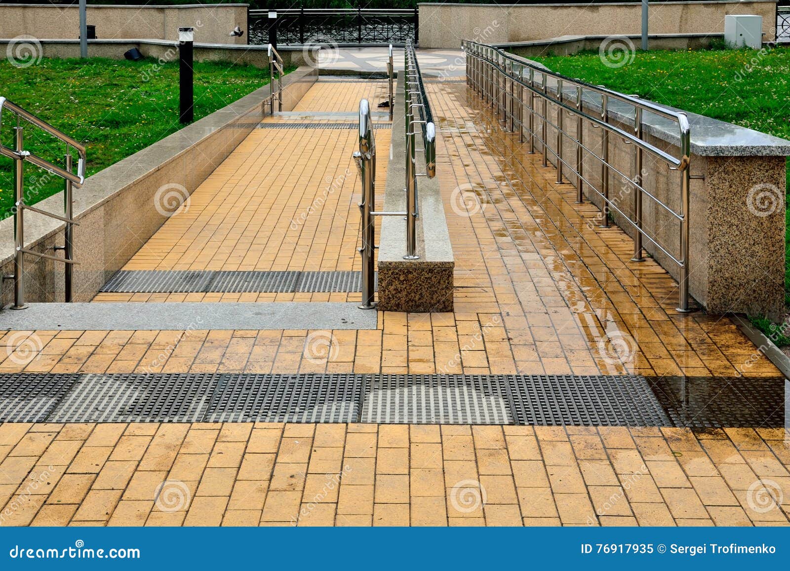 Rampe und Treppe stockbild. Bild von eingang, obacht - 76917935