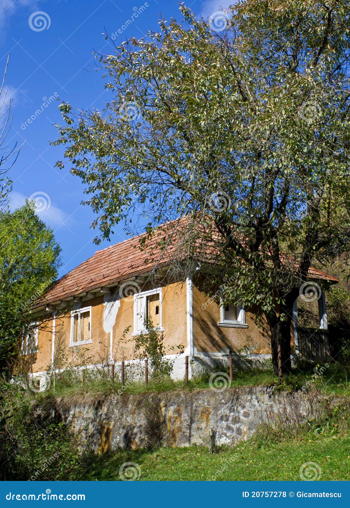 Ramshackle house stock photo. Image of woods, daytime - 20757278