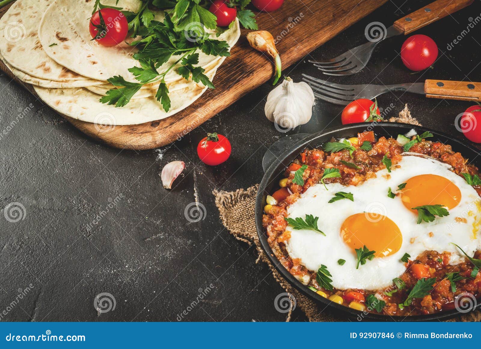 Rancheros De Huevos, Comida Mexicana Foto de archivo - Imagen de ...