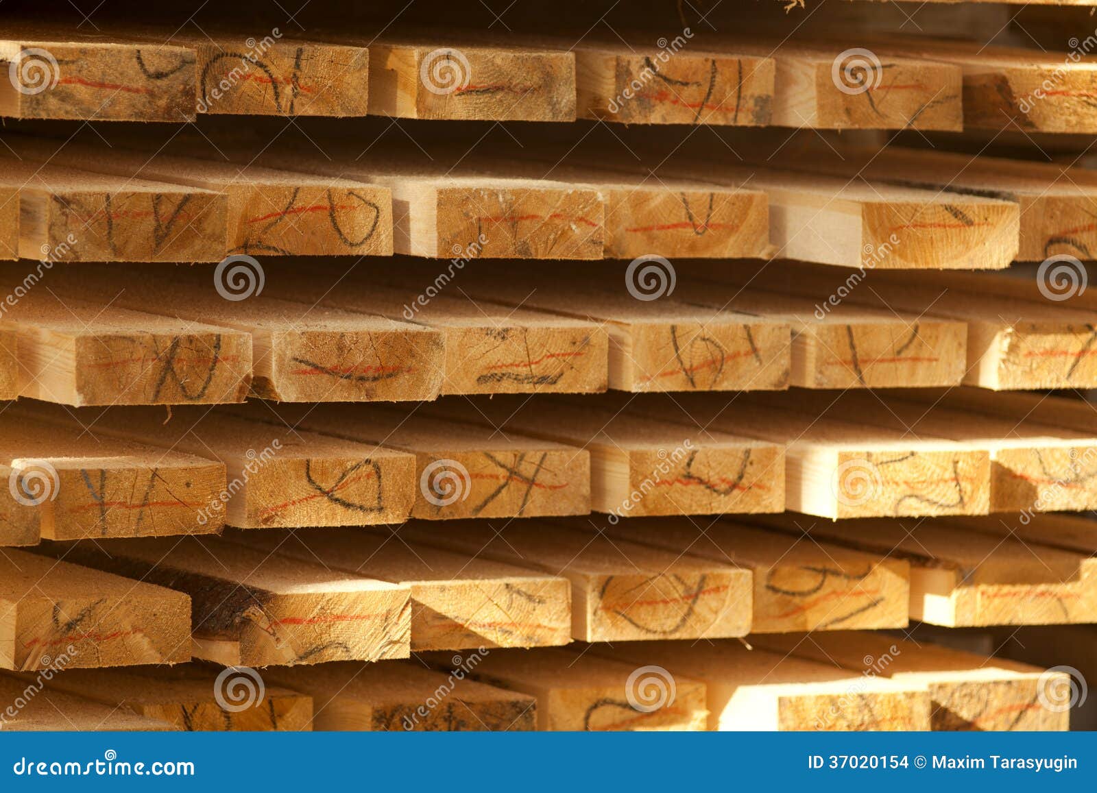 Randbrett in den Stapeln stockfoto. Bild von vorstand - 37020154