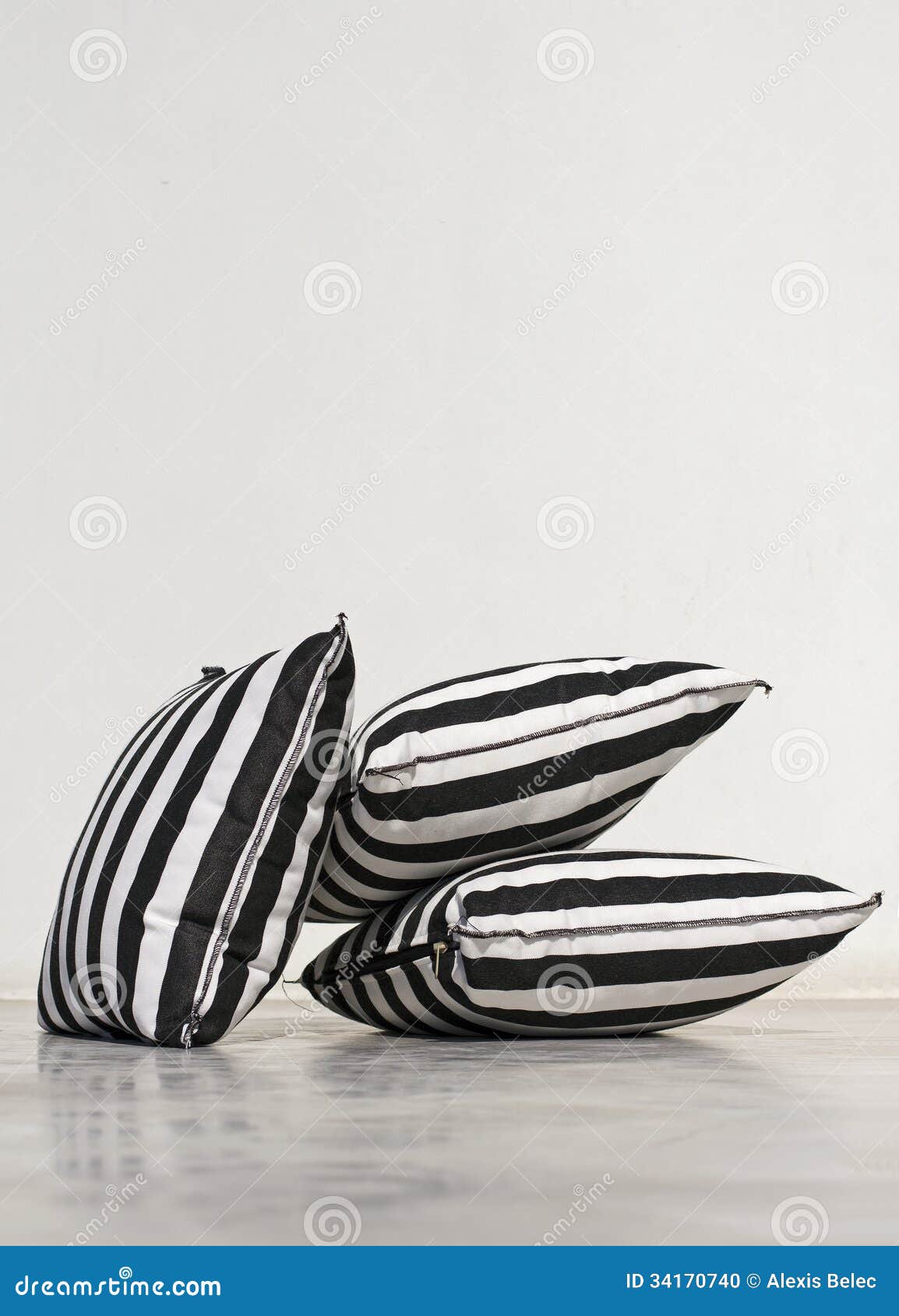 Randig kudde arkivfoto. Bild av vägg, möblemang, garnering - 34170740