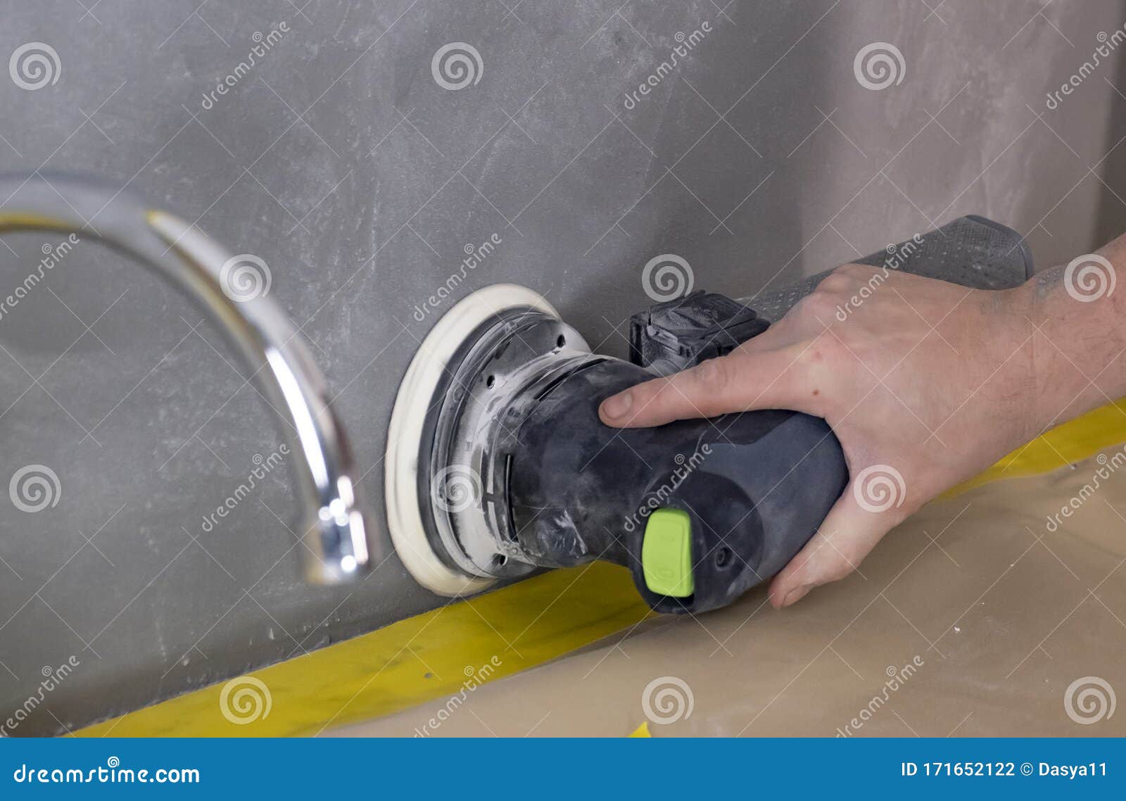 Random-orbit Disc Sander Held in Grip of Man`s Hand, Refinishing Piece ...