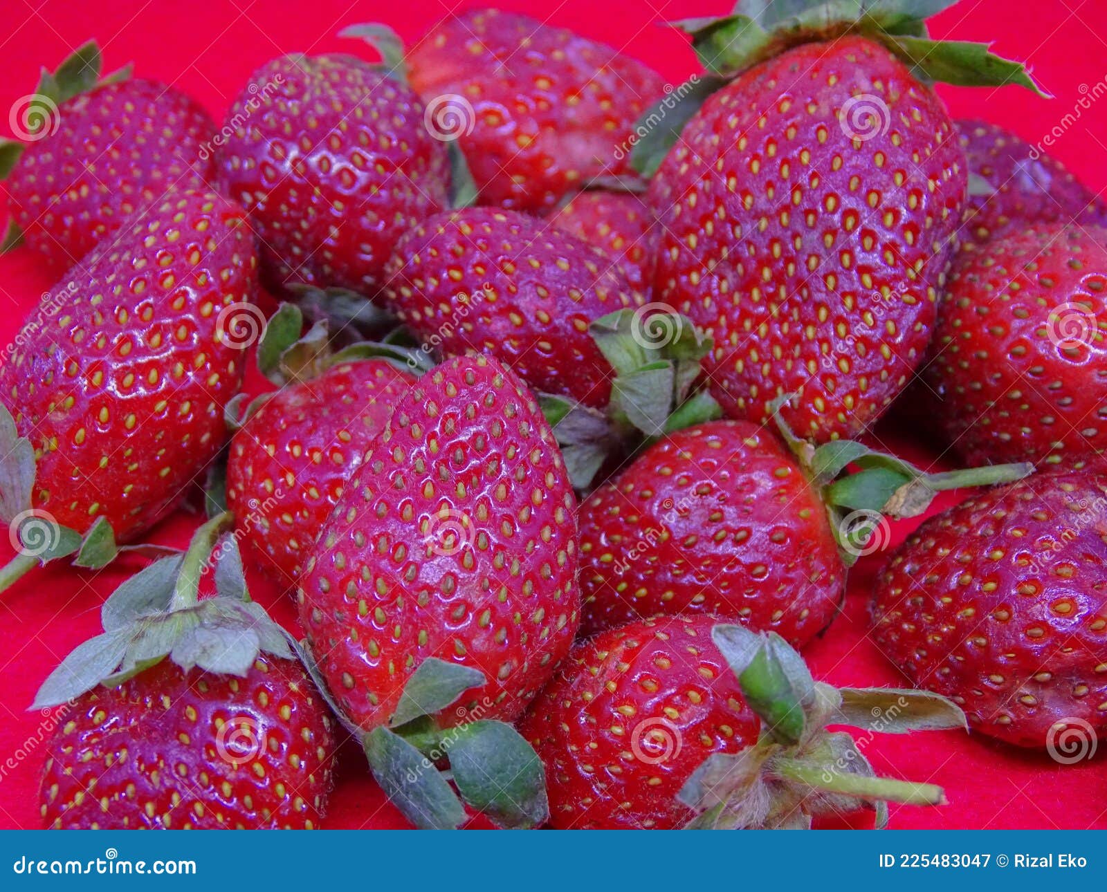 Random Pile of Strawberries Stock Image - Image of petal, pile: 225483047