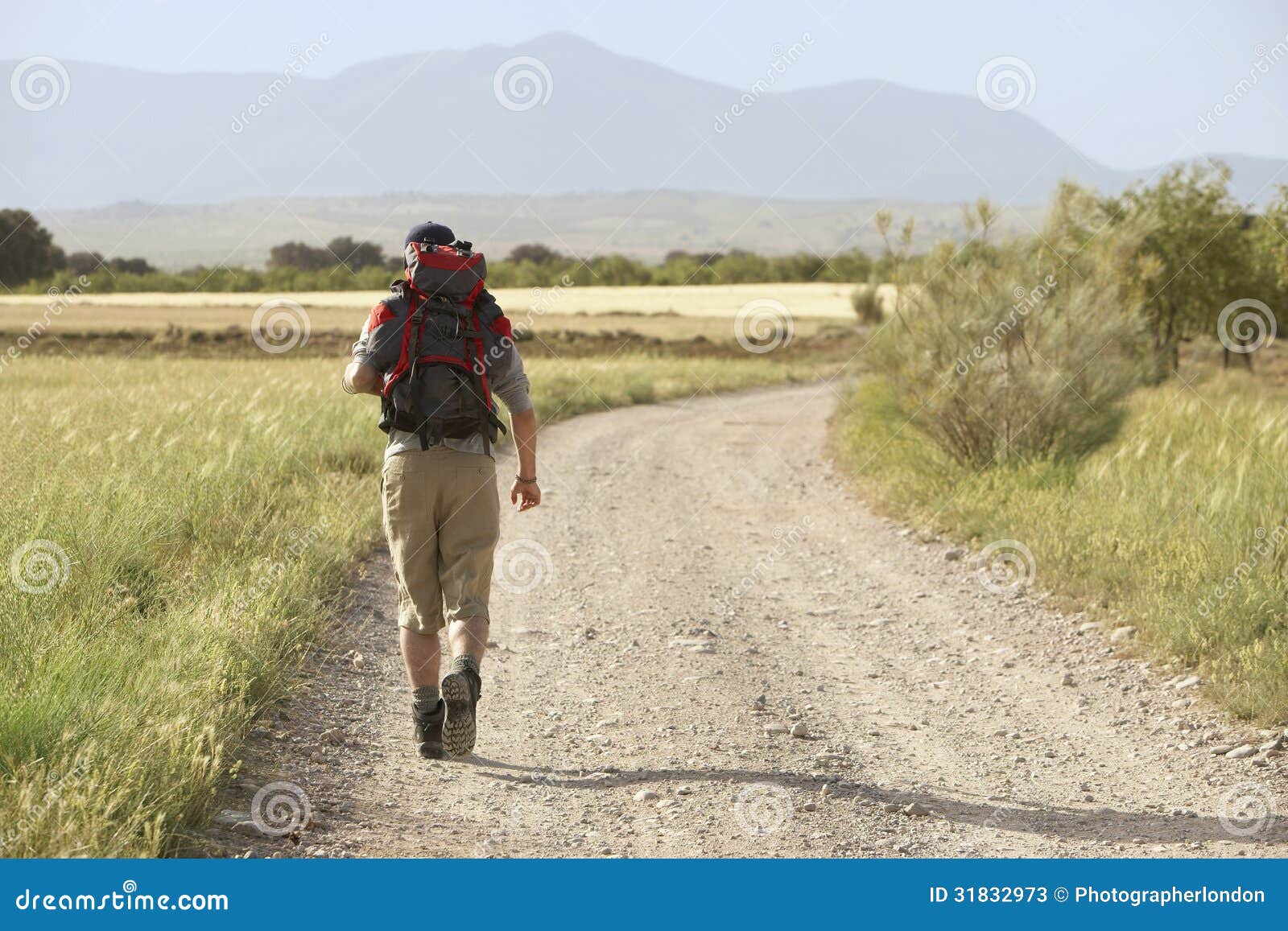 Randonneur Marchant Sur La Route De Campagne Image stock - Image du ...