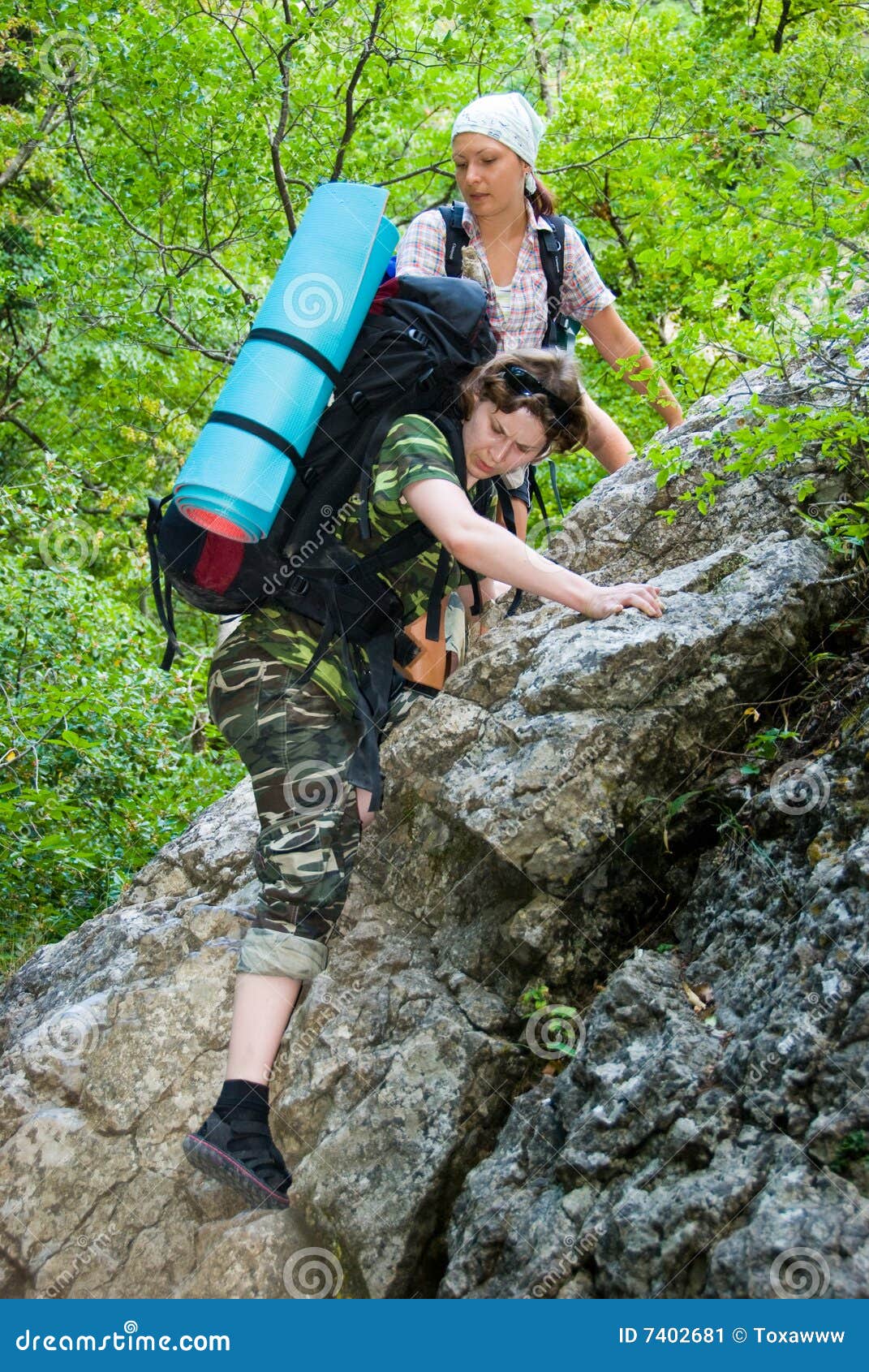 Randonneurs image stock. Image du loisirs, descente, exercice - 7402681