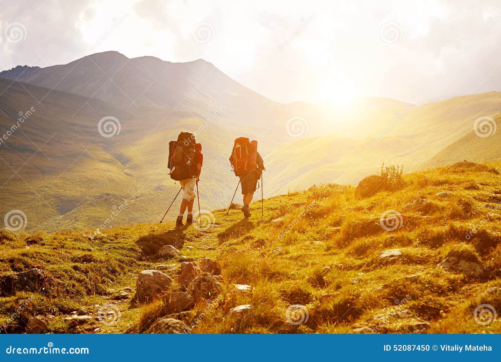 Randonneurs Dans Les Montagnes Photo stock - Image du nuage, majestueux ...