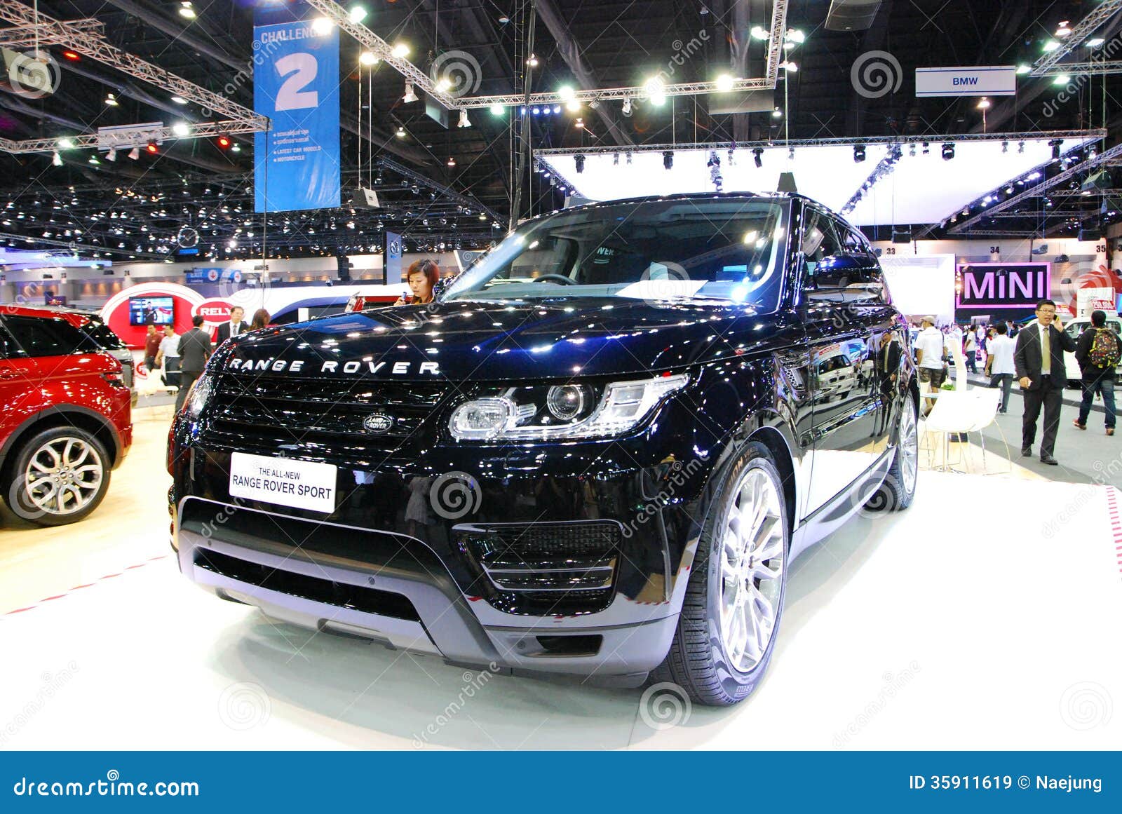 Range Rover editorial stock image. Image of autosalon - 35911619