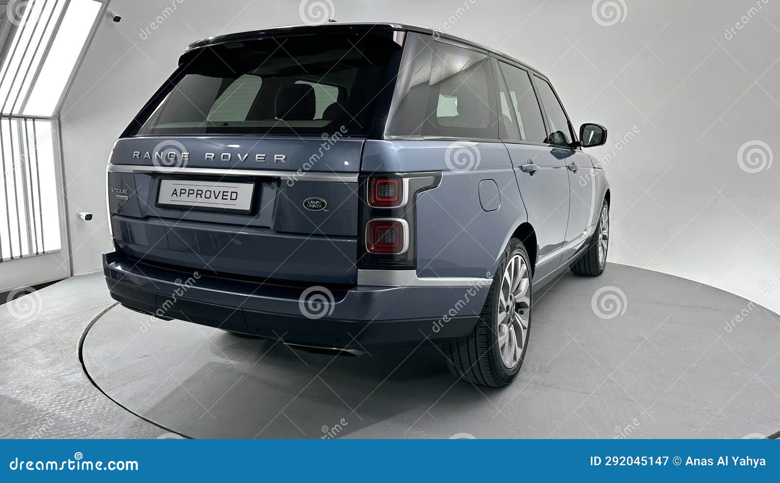 Range Rover Vogue editorial photography. Image of beige - 292045147