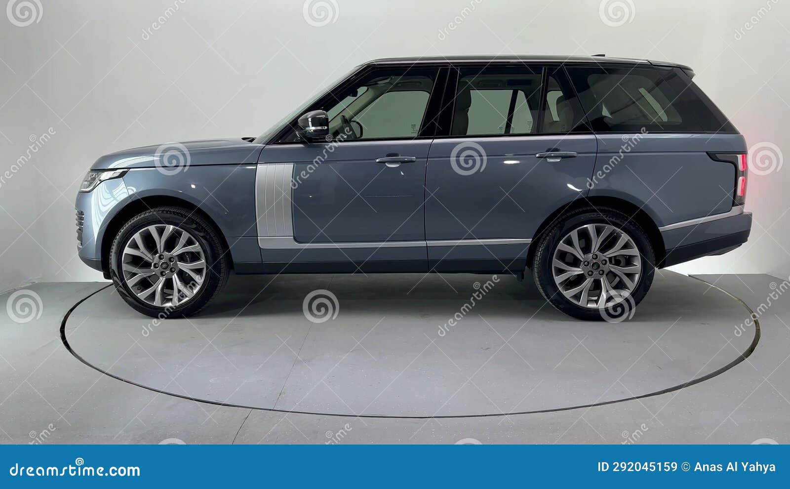 Range Rover Vogue editorial stock image. Image of vogue - 292045159